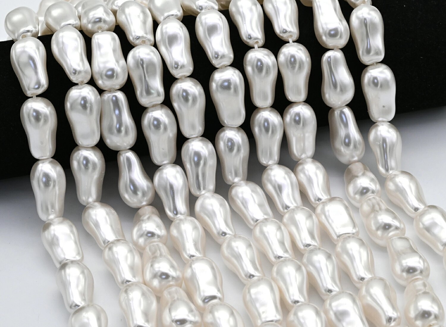 Бусины из майорки форма Барокко 13*24мм цв. белый, 40см, 16 бусин .