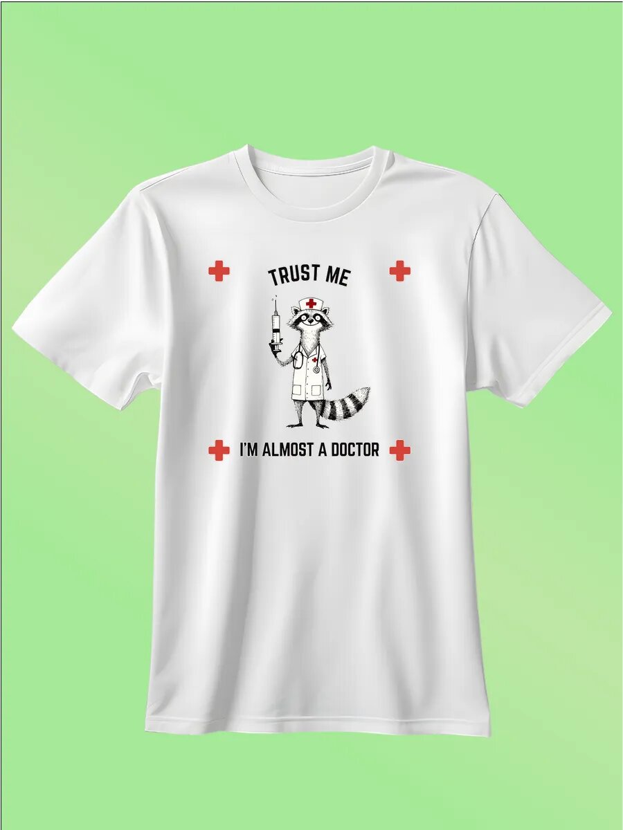 Футболка енот врач