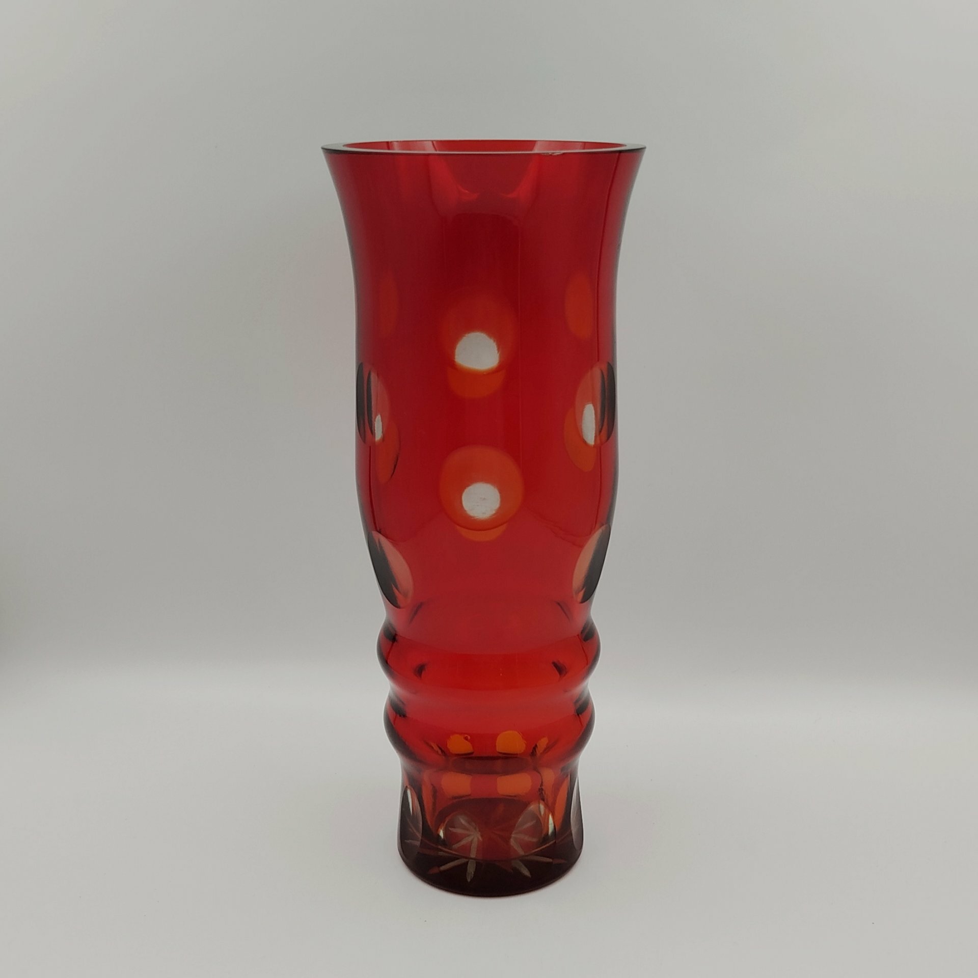 Ваза красного оттенка с декором, стекло, нацвет, резьба, СССР, 1970-1980 гг.