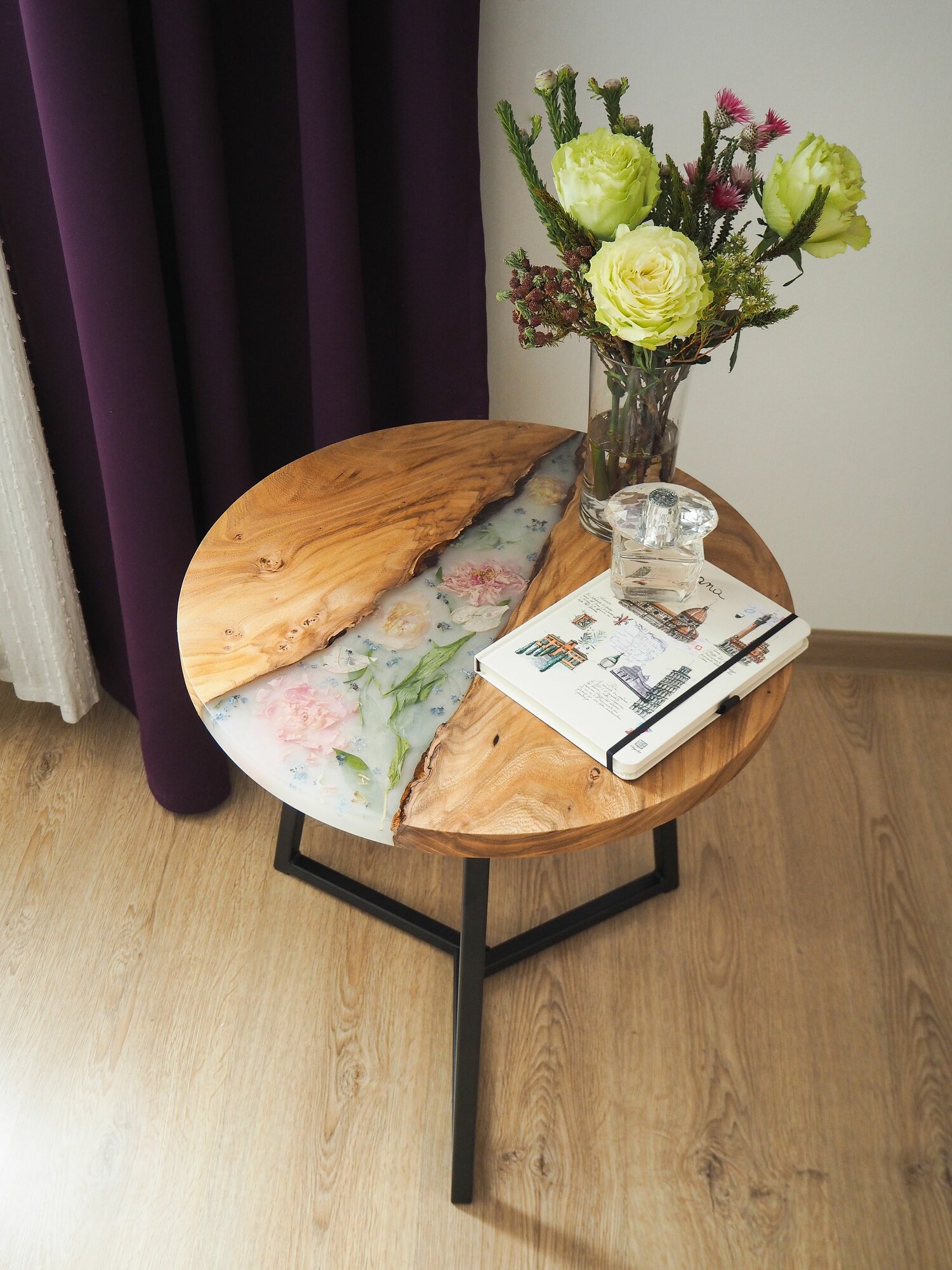 Журнальный стол wild forest из слэба капового карагача с эпоксидной смолой и высушенными цветами
