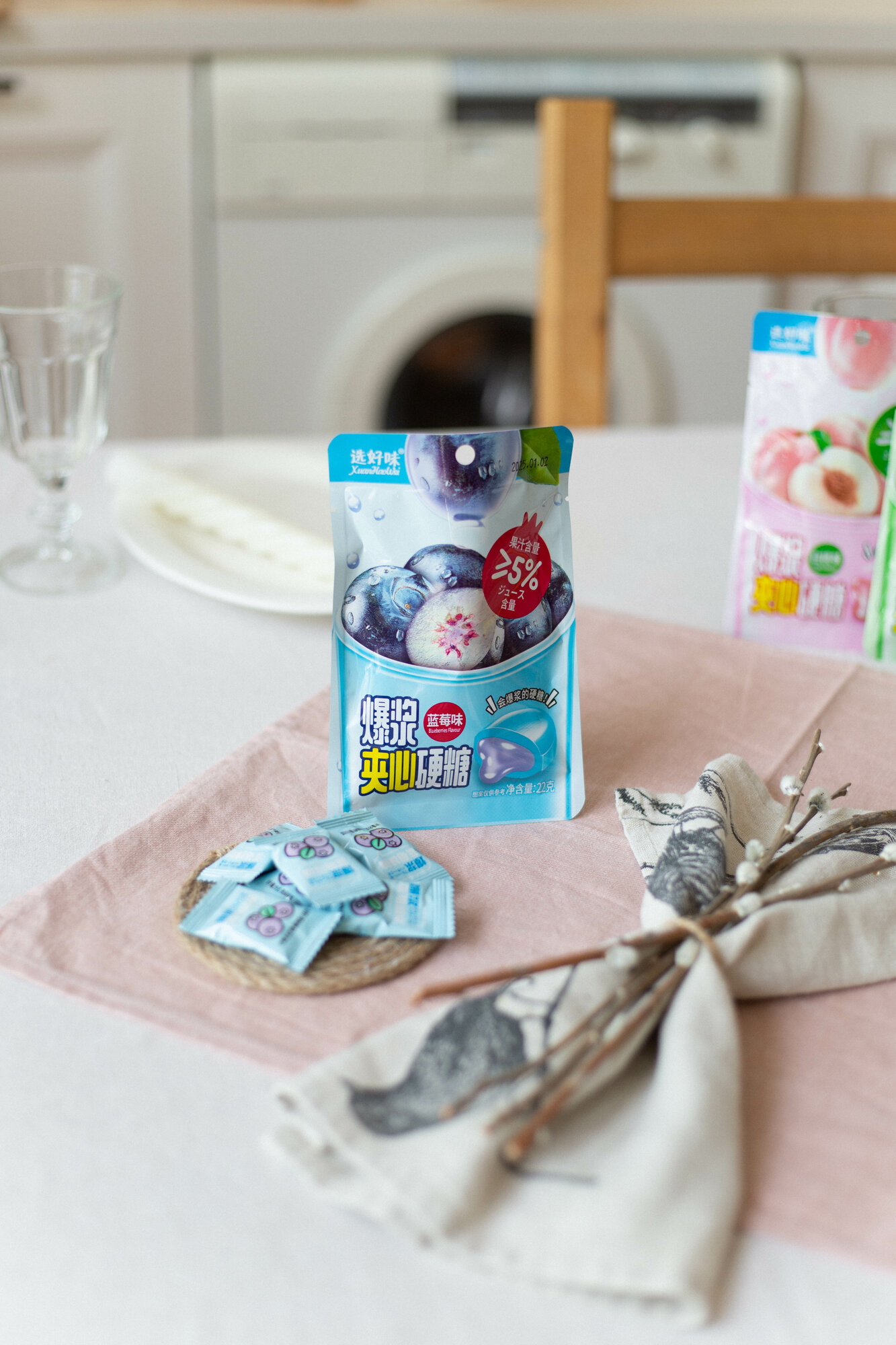 Карамель с жидкой начинкой. Со вкусом черники. В упаковке 6 конфет. Китай.