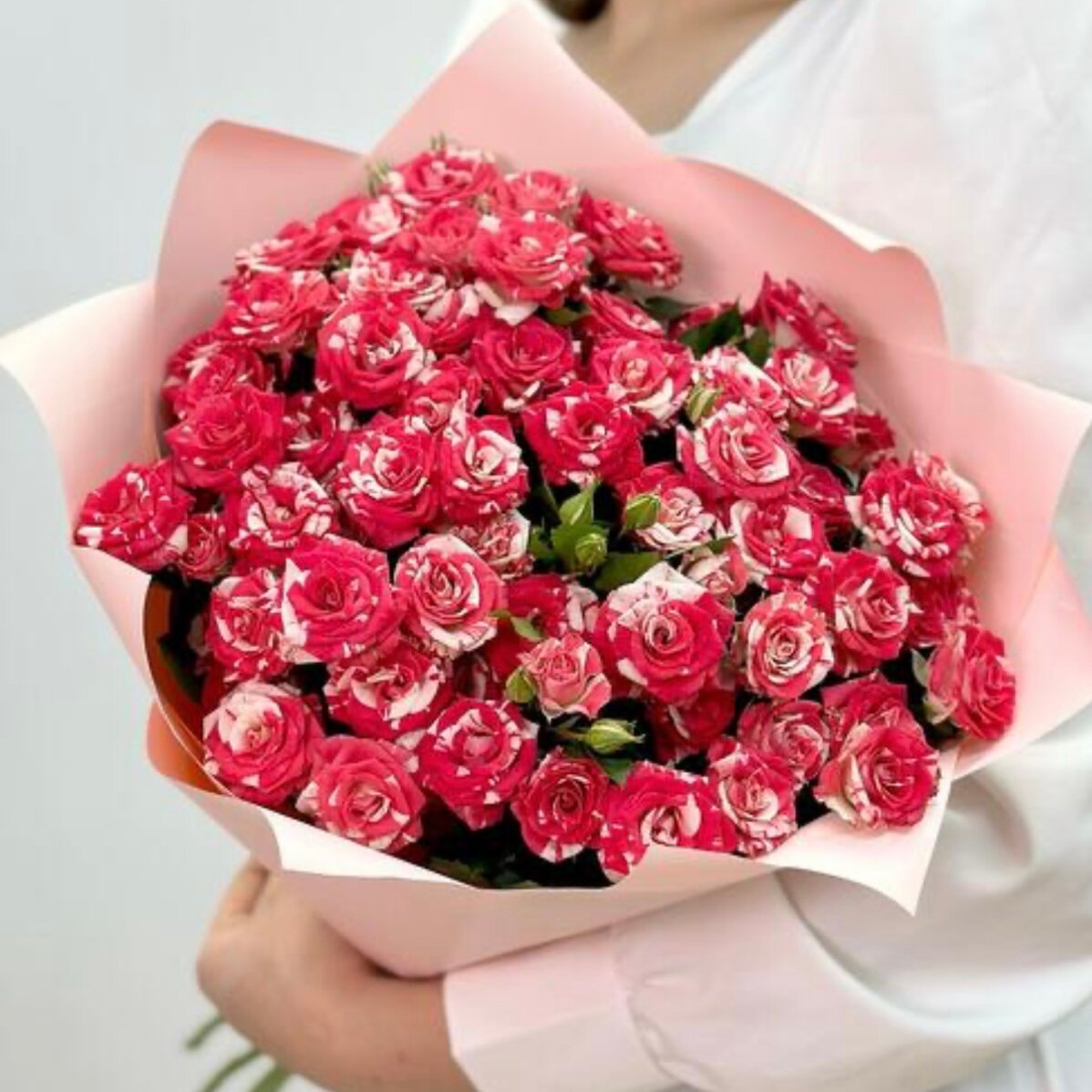 Букет из 11 кустовых роз в упаковке / Арт. 172512 / Радуга Букет