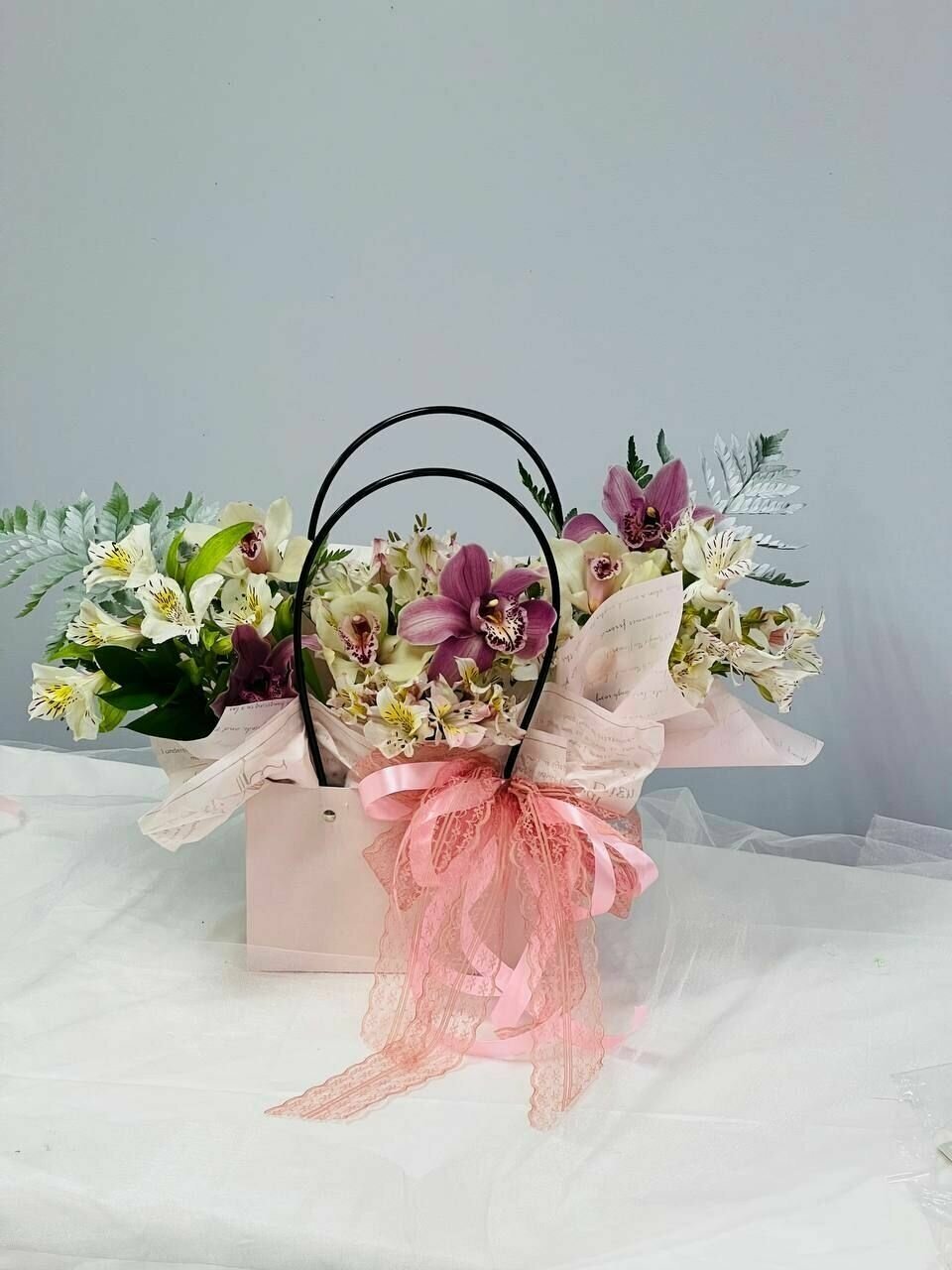 Цветы в сумочке, орхидея и альстромерии