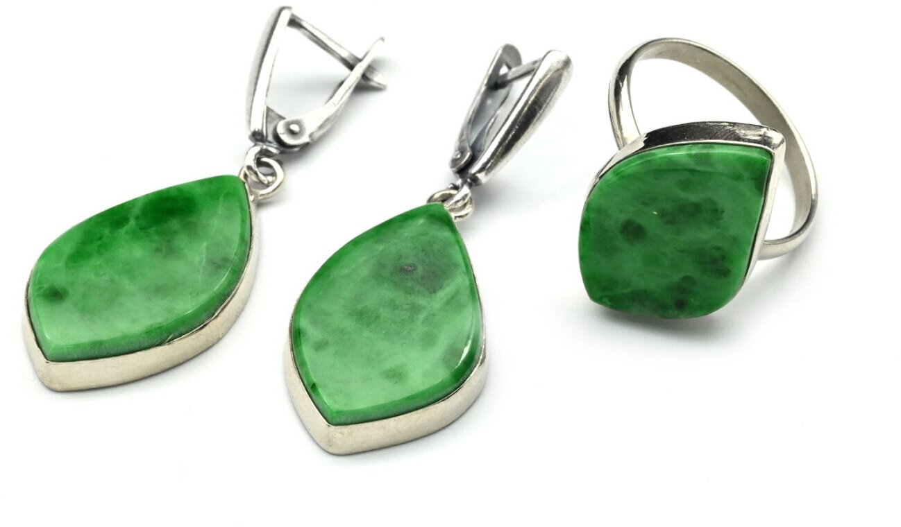 Комплект бижутерии: серьги, кольцо, жадеит