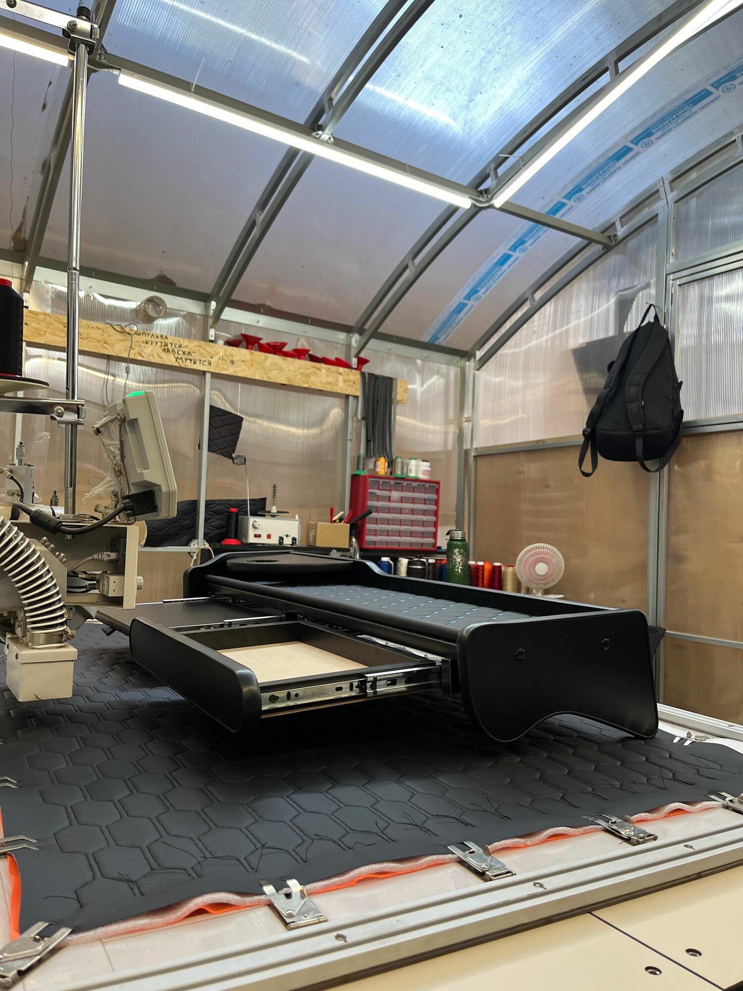 Стол-полка на торпеду для грузовика MAN TGS МАН ТГС с подстаканником Чёрная экокожа Синий ромб