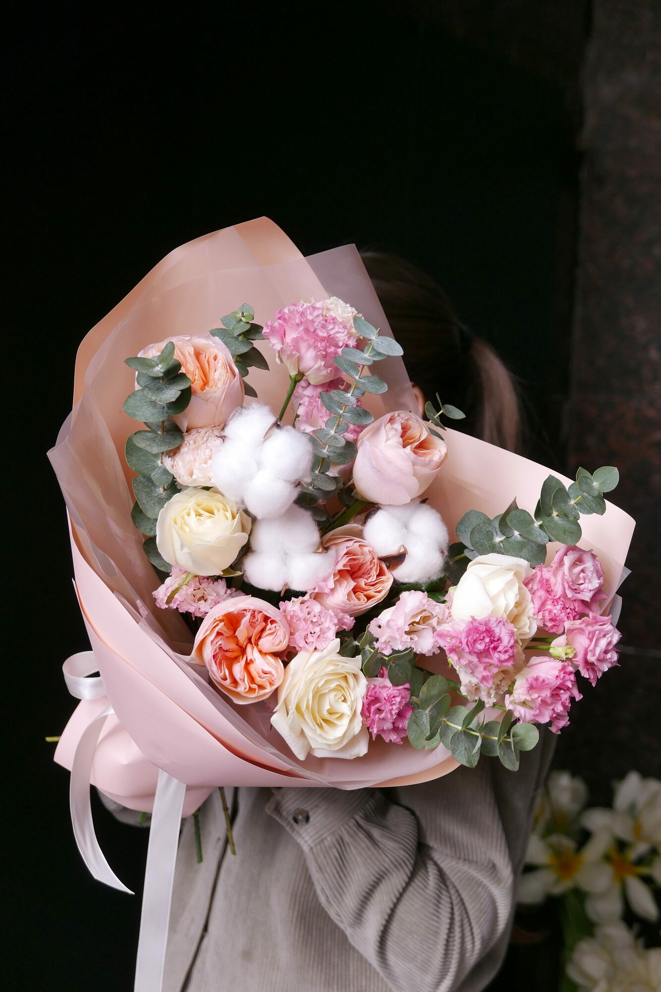 Букет с хлопком и пионовидными розами от студии цветов клумба. москва