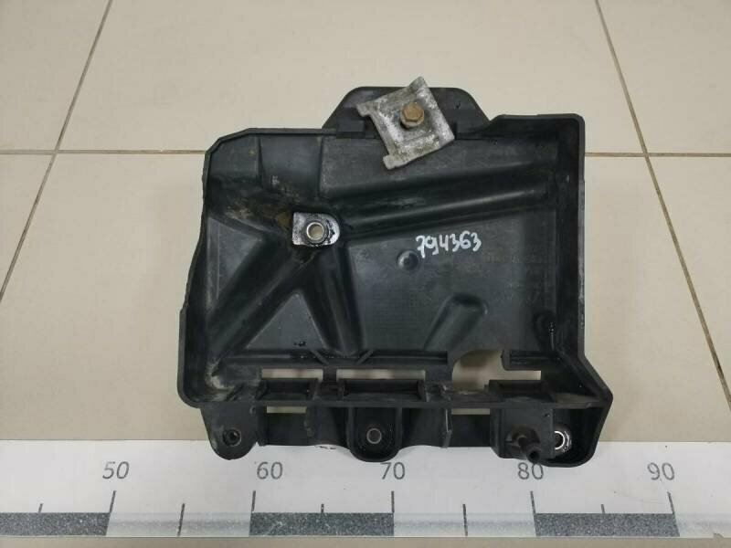 Крепление АКБ корпус / подставка Volkswagen Polo Sed RUS 2011 кат.номер: 6C0915331D