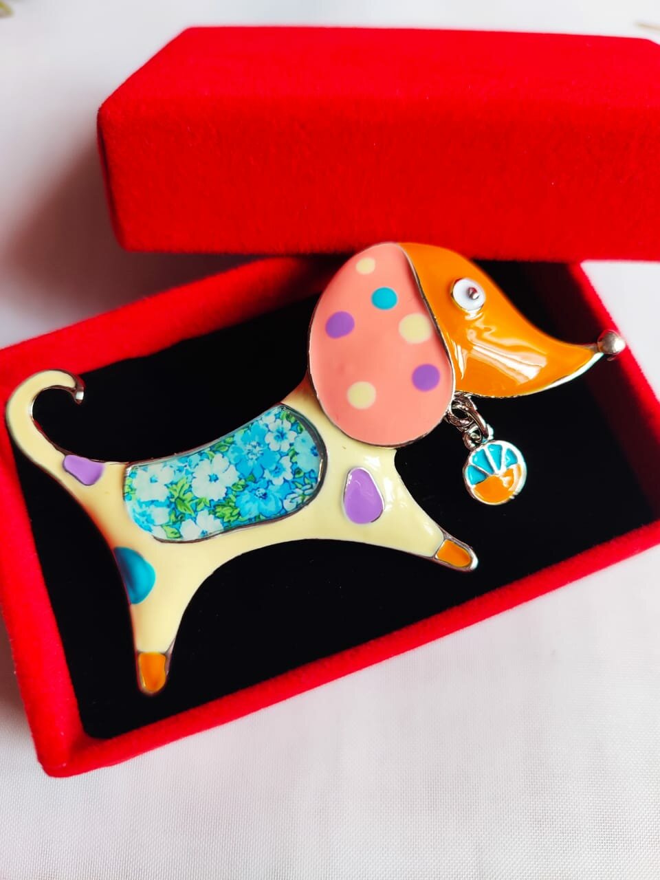 Брошь Queen Fair, эмаль