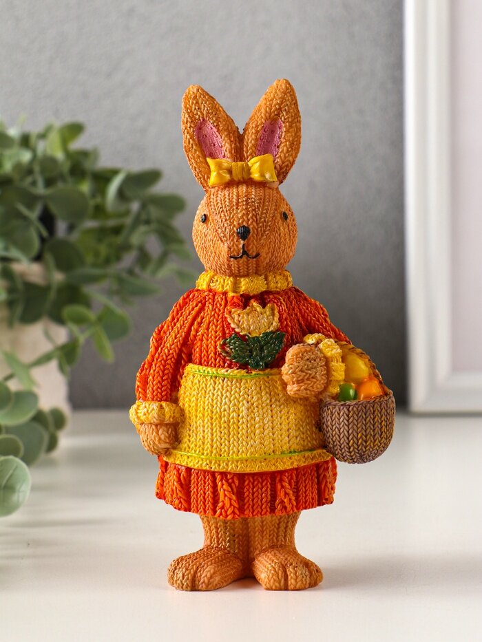 Фигурка полистоун «Зайка в вязанном платье с корзиной яиц», 5.5×8.2×16 см