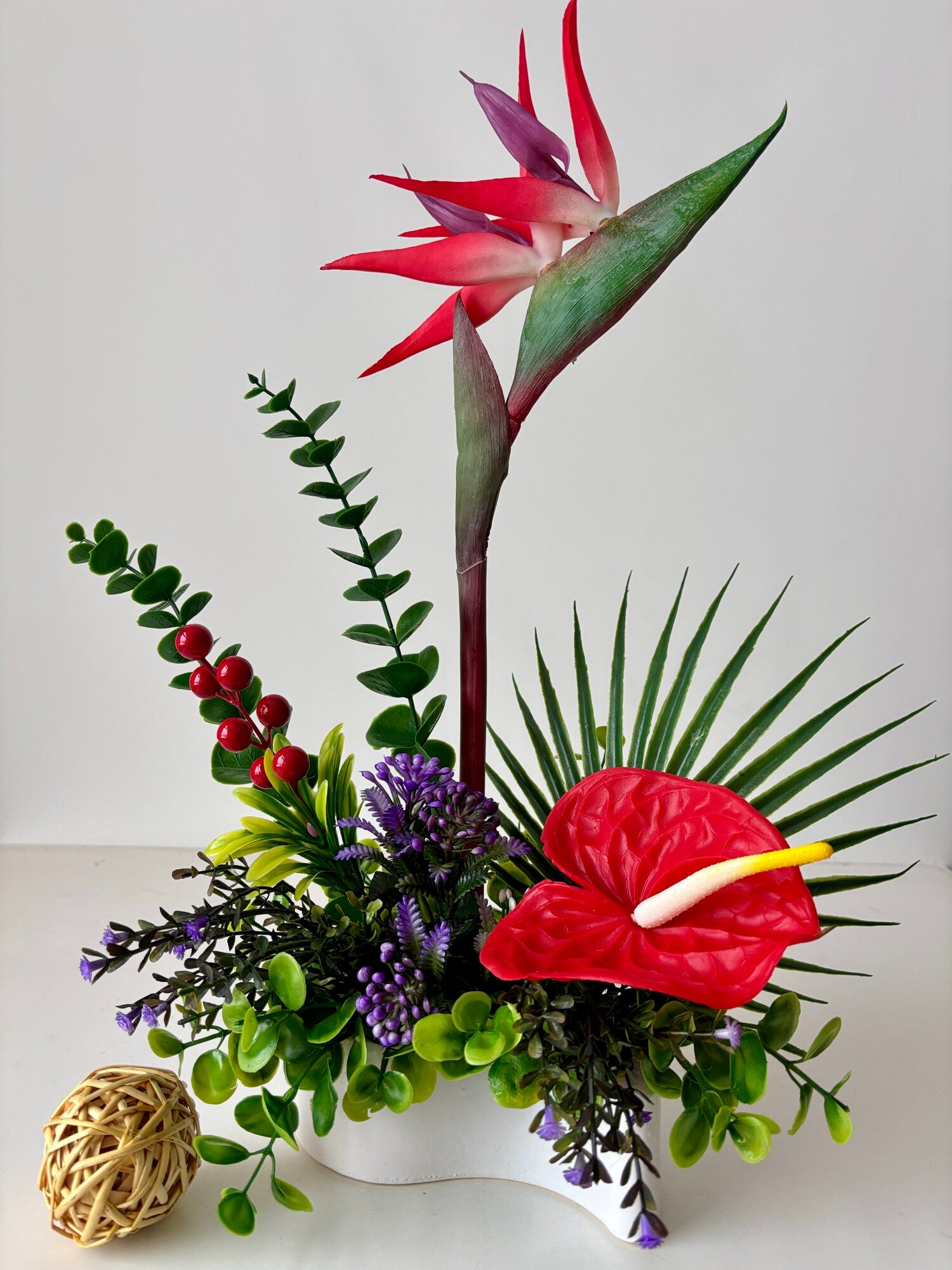 Композиция из искусственных цветов-стрелиция, орхидея