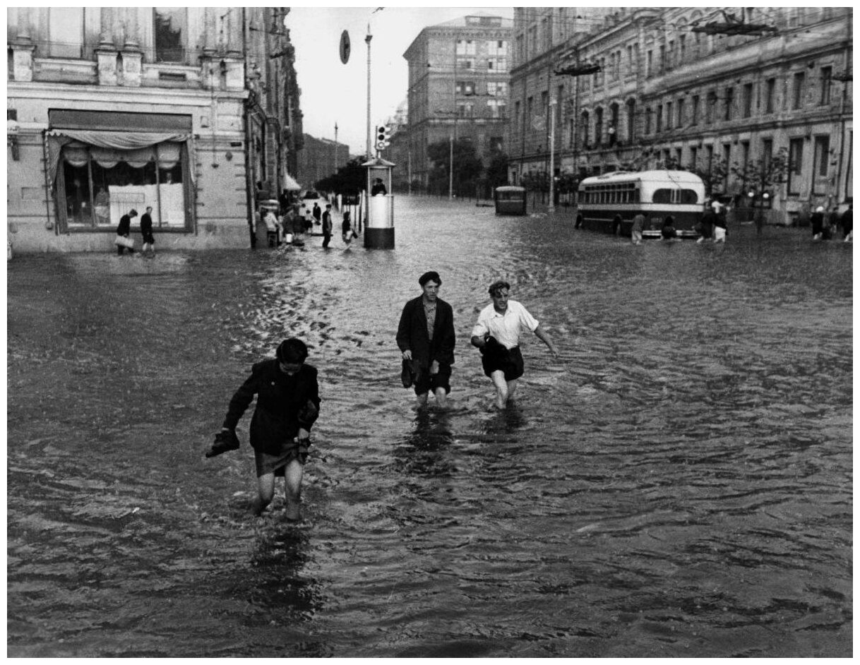 Постер / Плакат / Картина Наводнение в Москве 50х70 см в подарочном тубусе