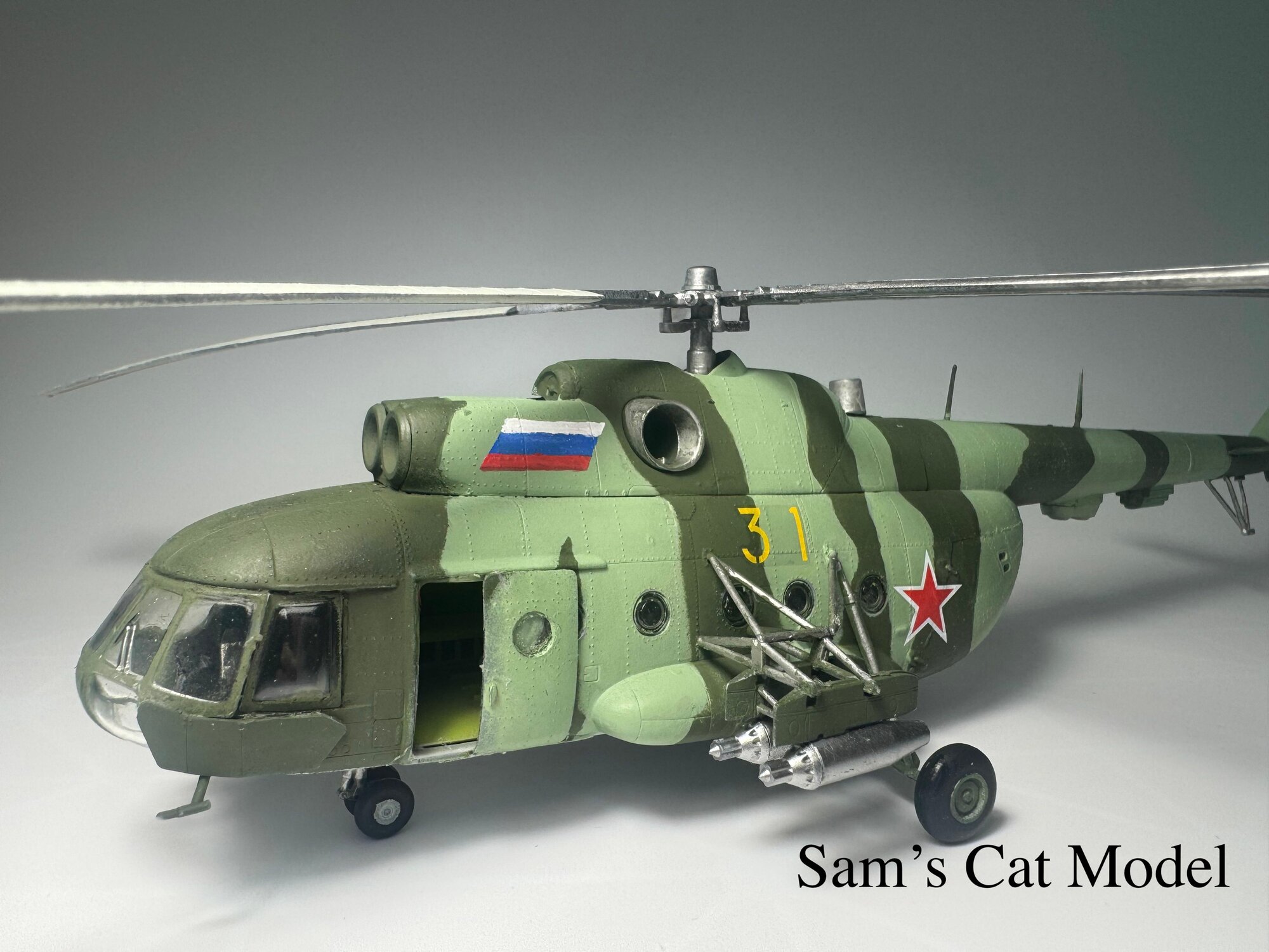 Российский транспортно-боевой вертолёт Mi-8T Бегемот-C в масштабе 1:72