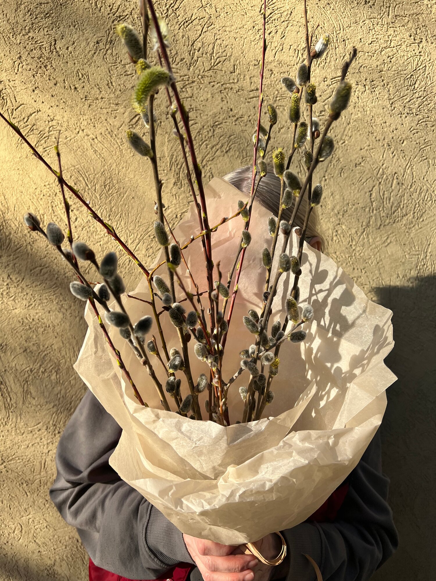 Букет из веточек вербы- нежность весны в крафтовом кульке