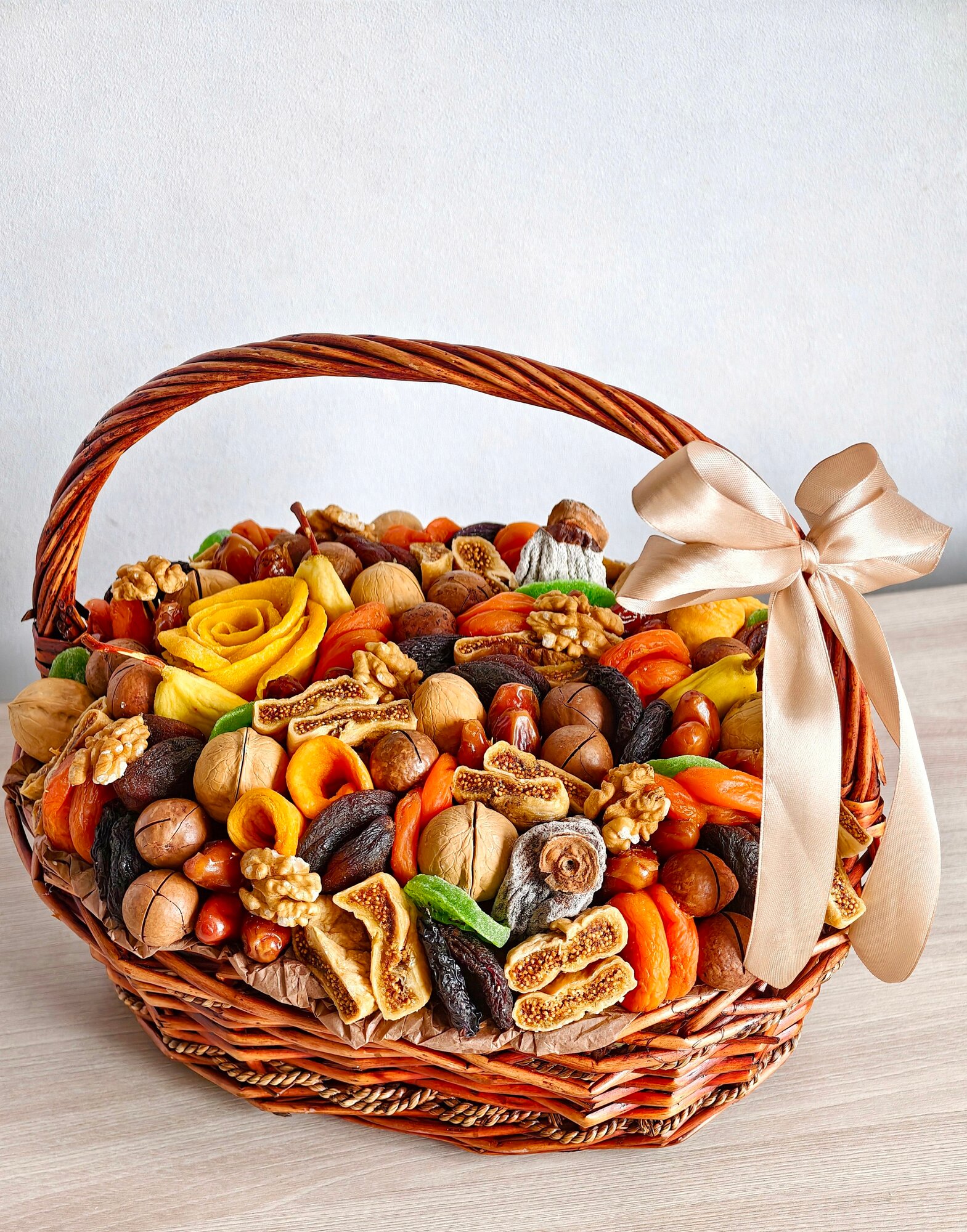 Корзина с сухофруктами и орехами