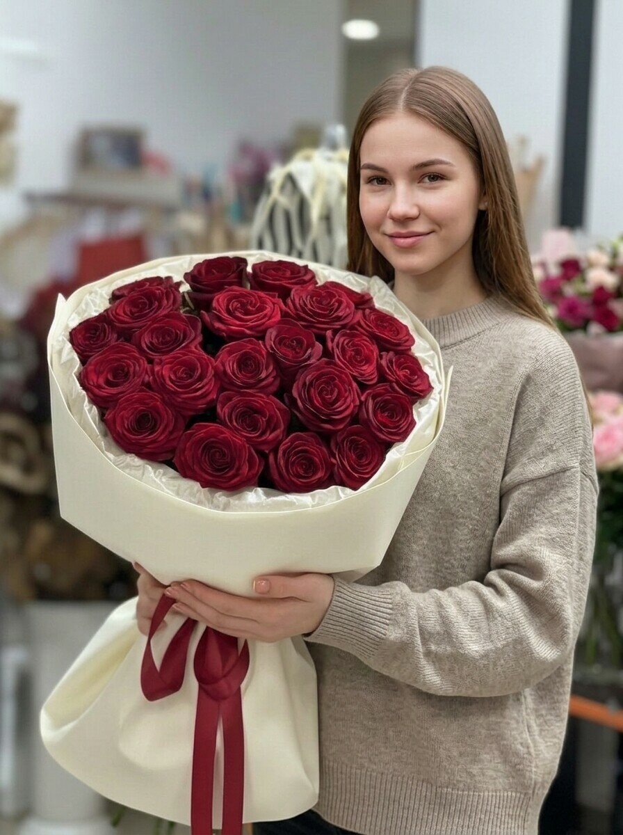 Букет Бордо. 23 шт. бордовых роз 50 см. Оформлена в упаковку дизайнерскую