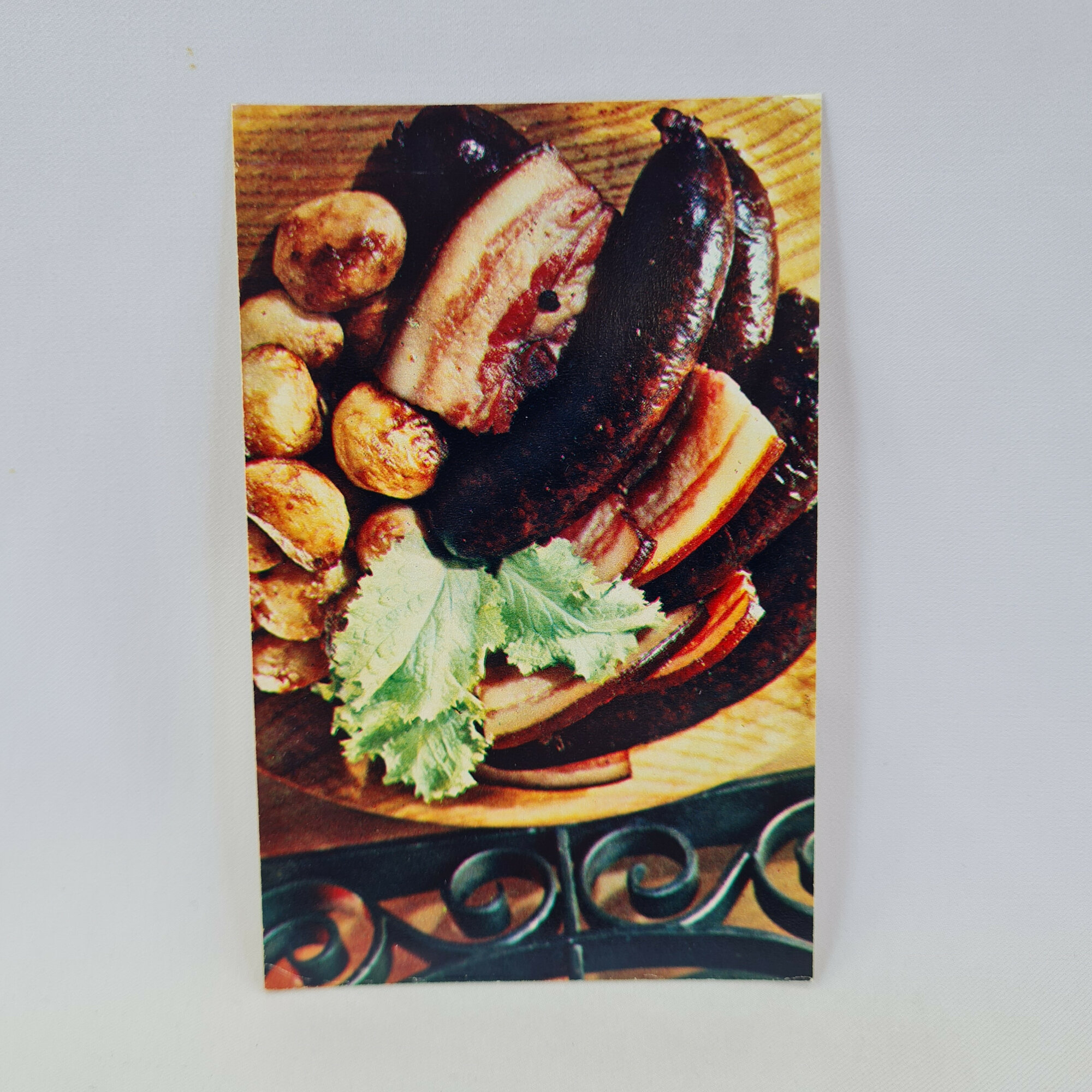 Открытка советская СССР. Эстонская кухня, кровяная колбаса с картофелем и зеленью. Винтаж
