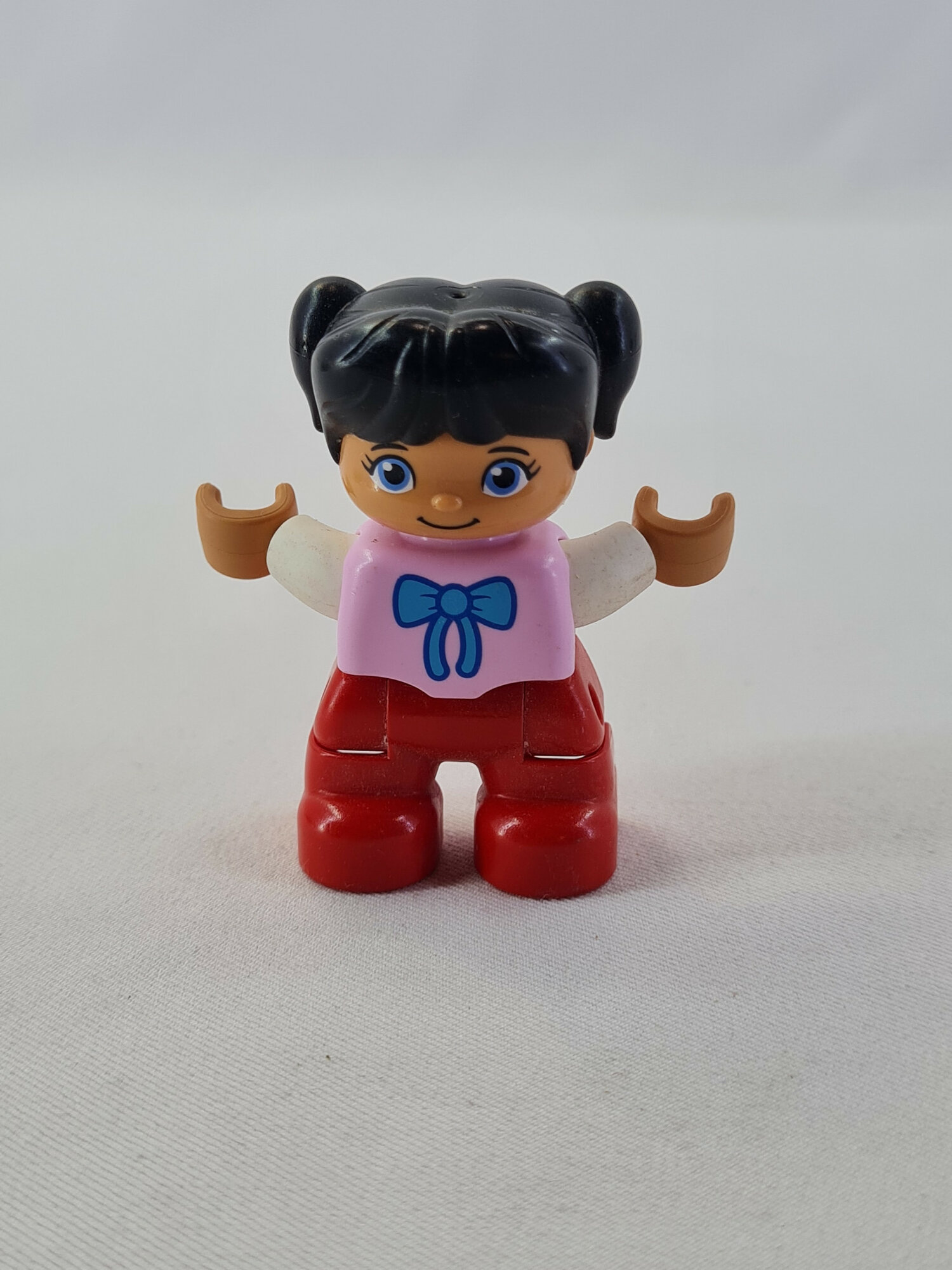 Винтажная игрушка СССР. Пластиковая фигурка девочки с косичками в розовой кофточке и юбке