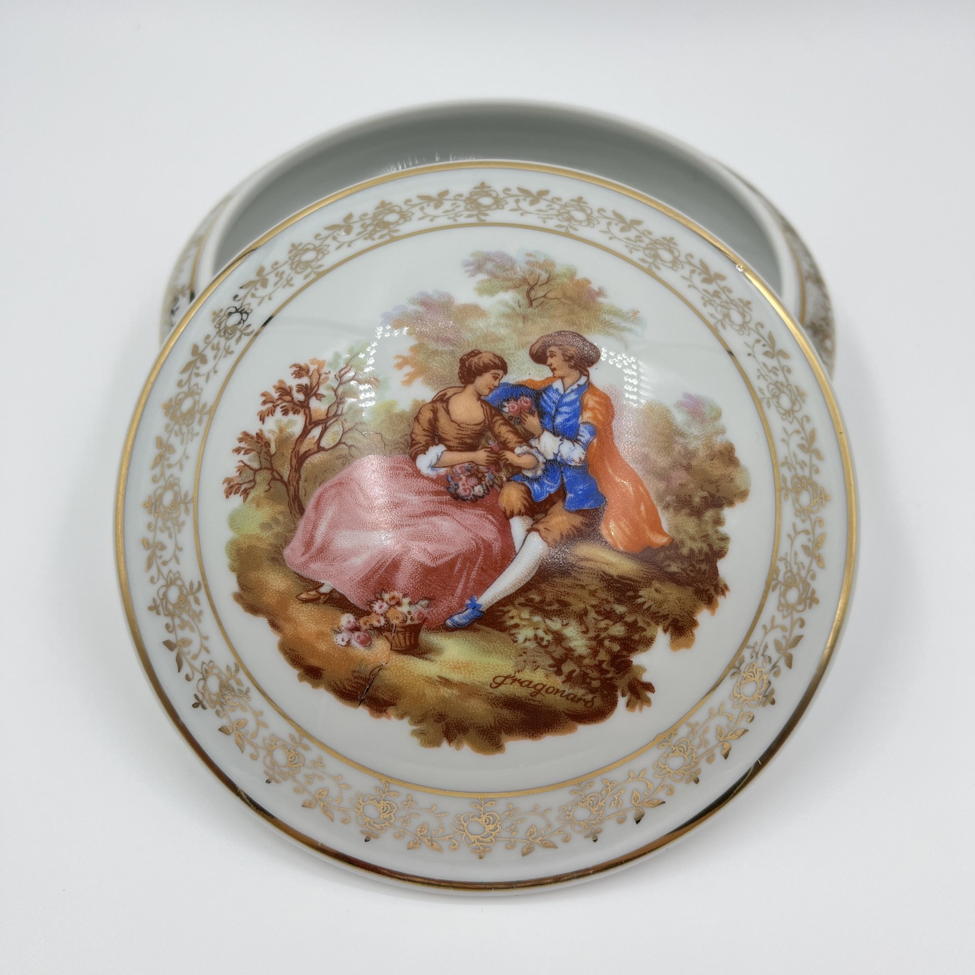 Шкатулка круглой формы "Галантная сцена в саду", Limoges France, фарфор, деколь