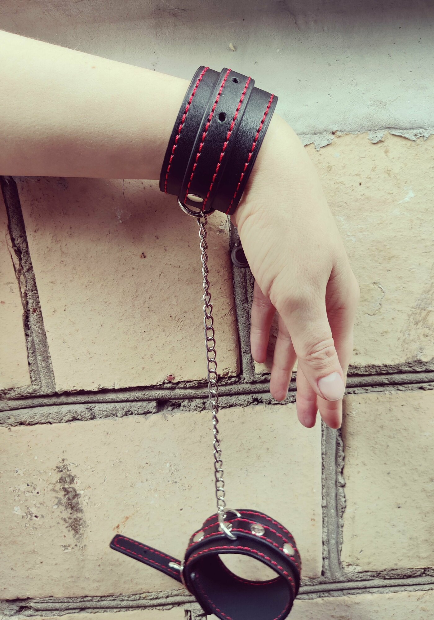 Наручники с красной строчкой