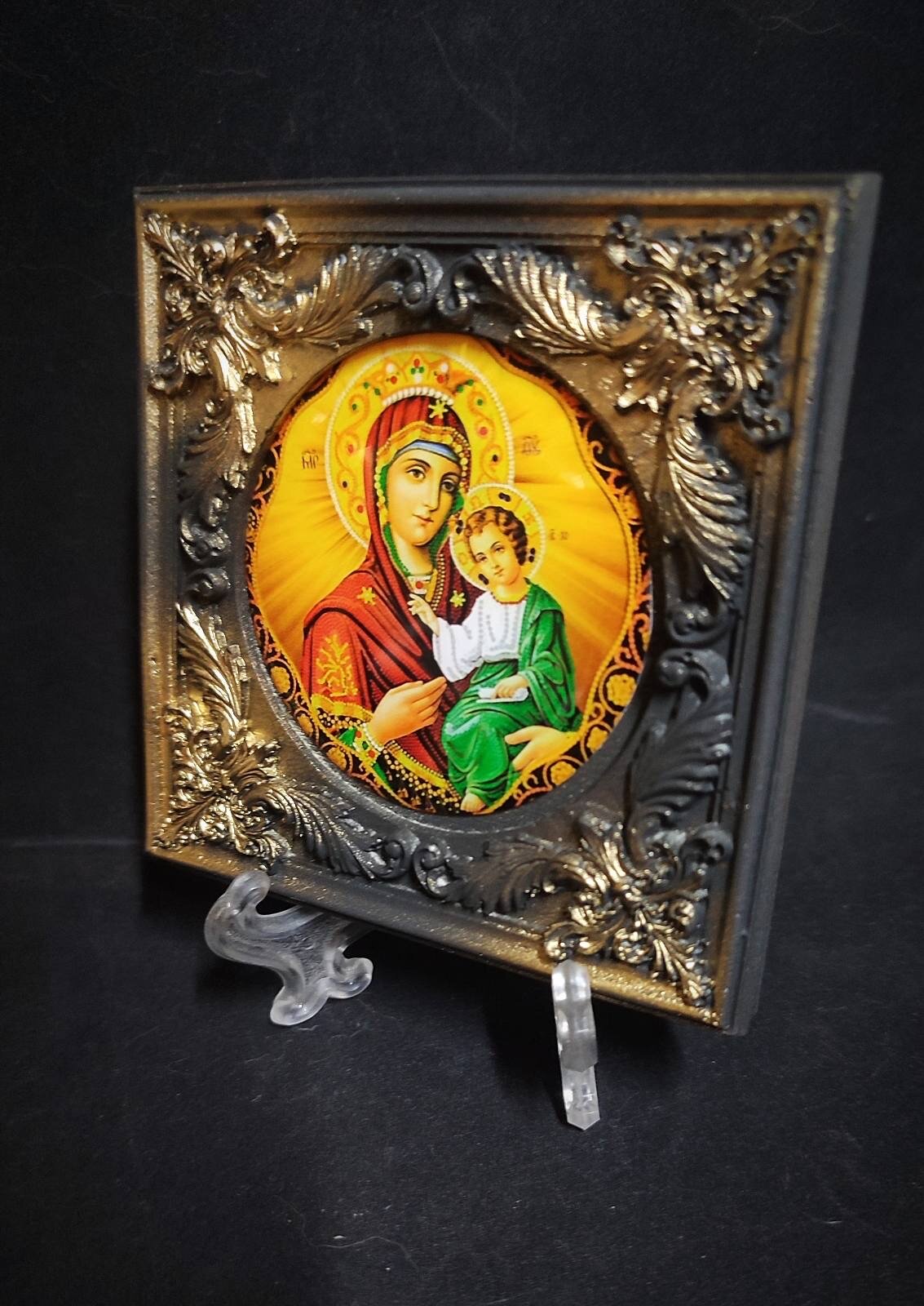 Икона Божия Матерь. Миниатюрный образ на подставке.