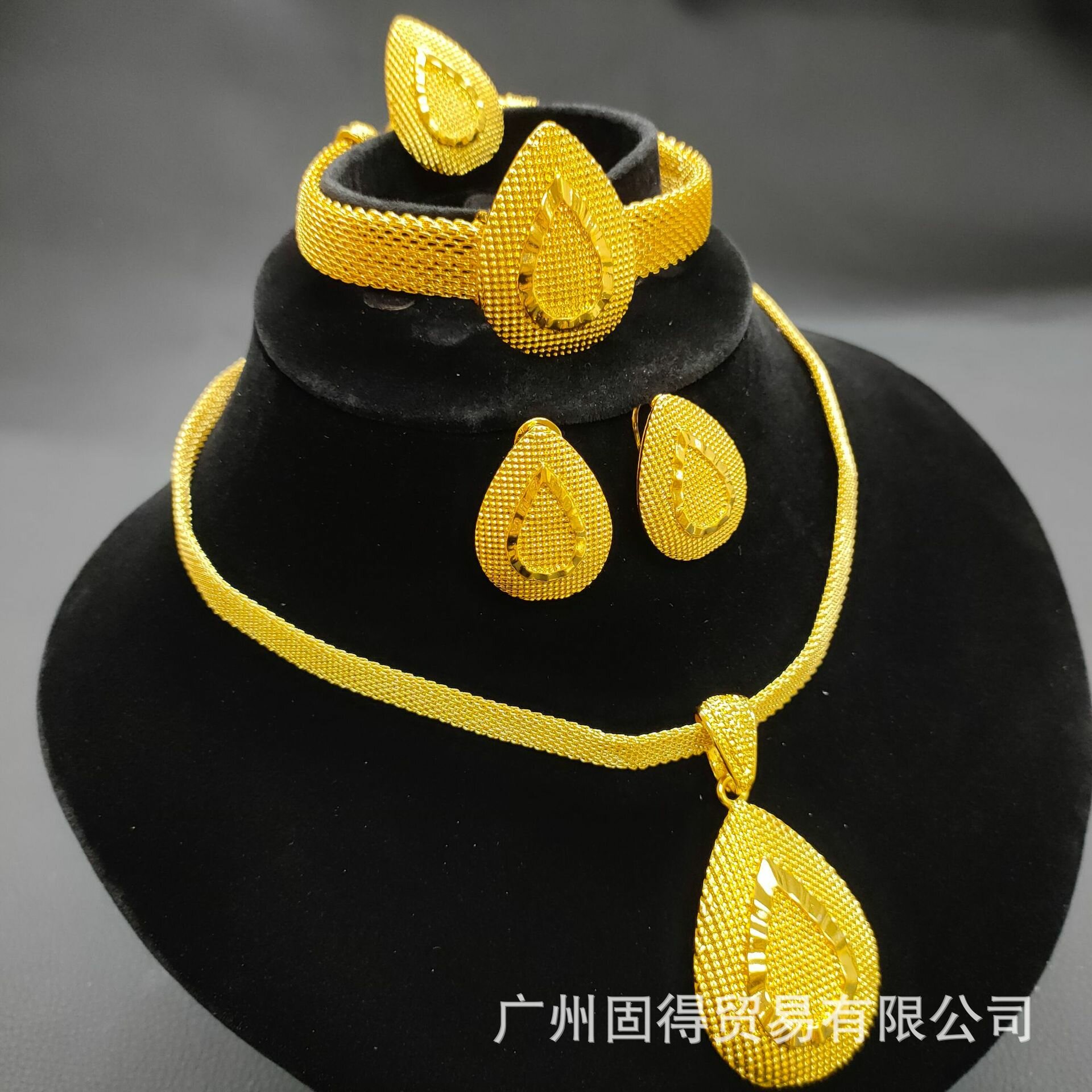 Комплект бижутерии: подвеска, браслет, кольцо, серьги