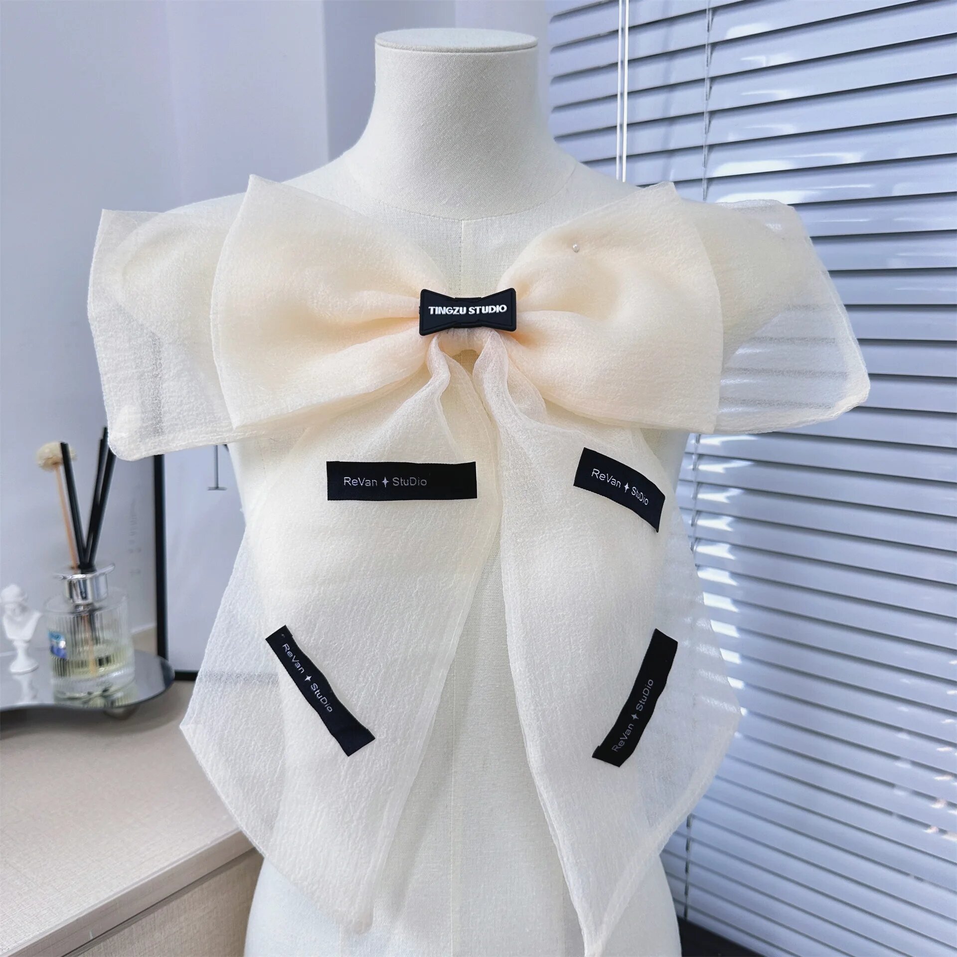 Булавка с черным бантом WM Белый, apricot