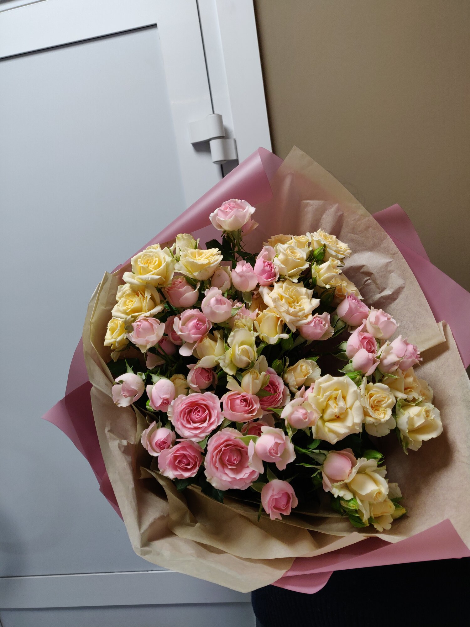 Нежный изысканный букет кремовых и розовых кустовых роз в авторской упаковке