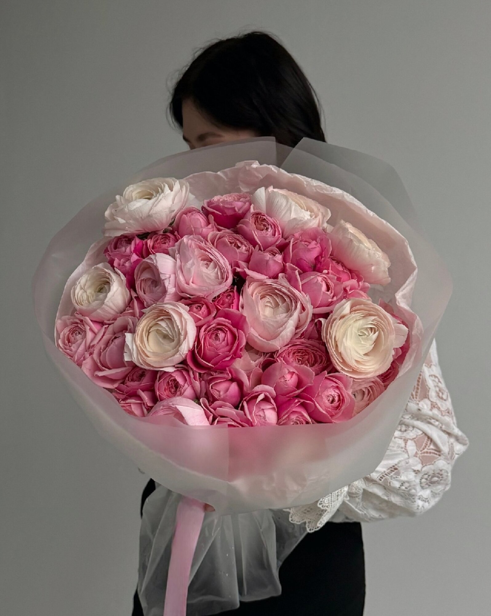 Букет «Розовое чудо» (пионовидные розы Сильва Пинк, ранункулюсы)