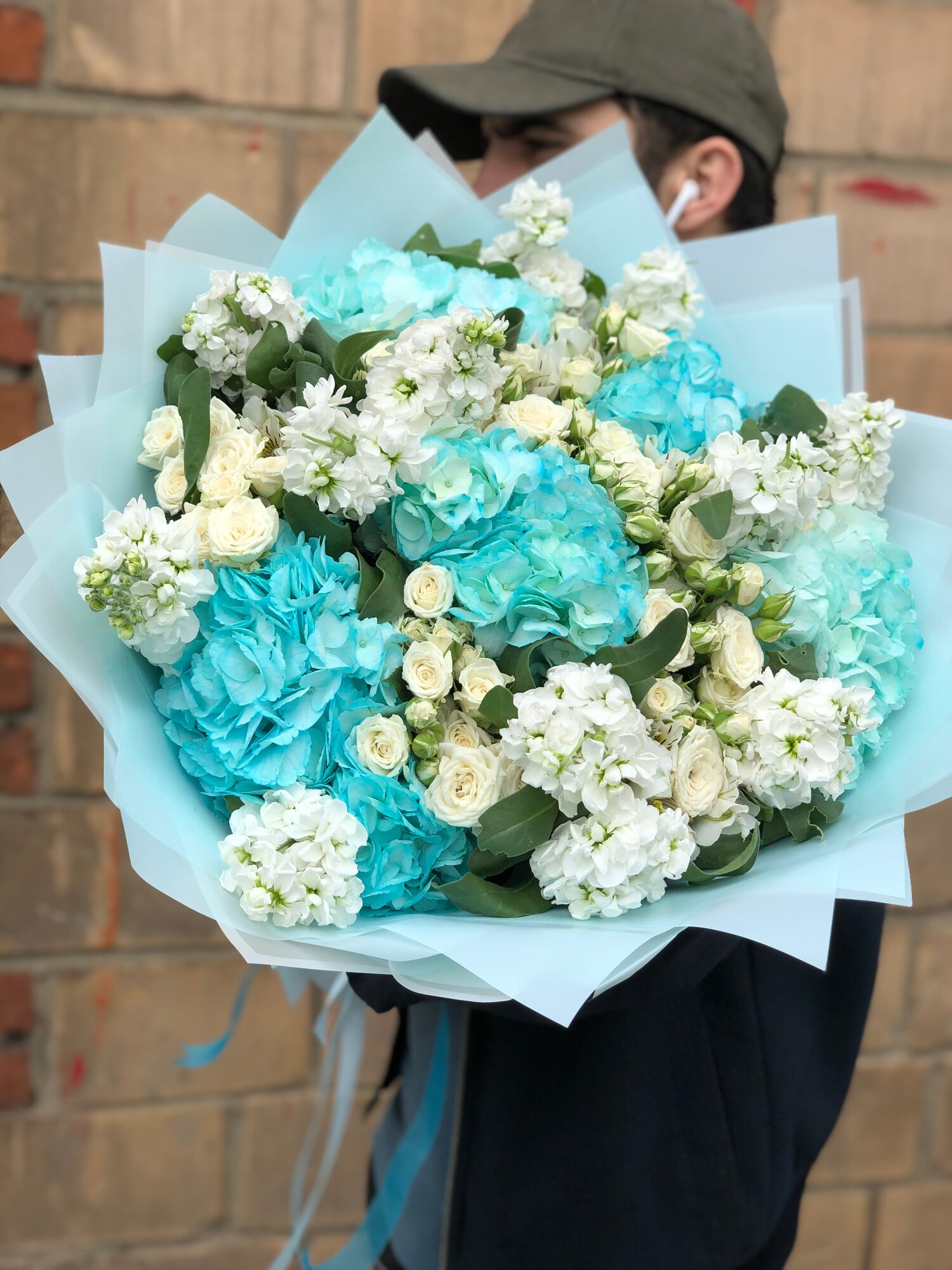 Уникальный букет из гортензий и роз