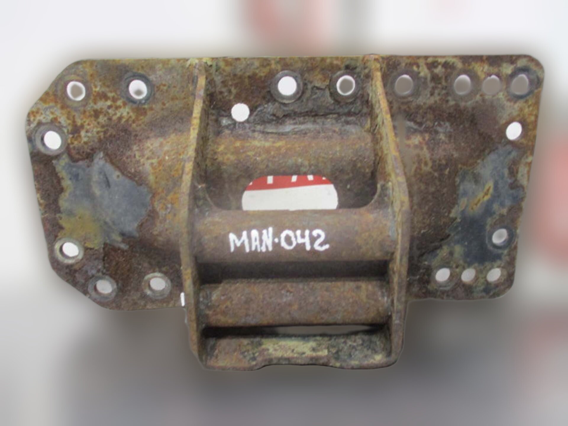 Кронштейн траверсы КПП справа MAN TGA, TGS, TGX