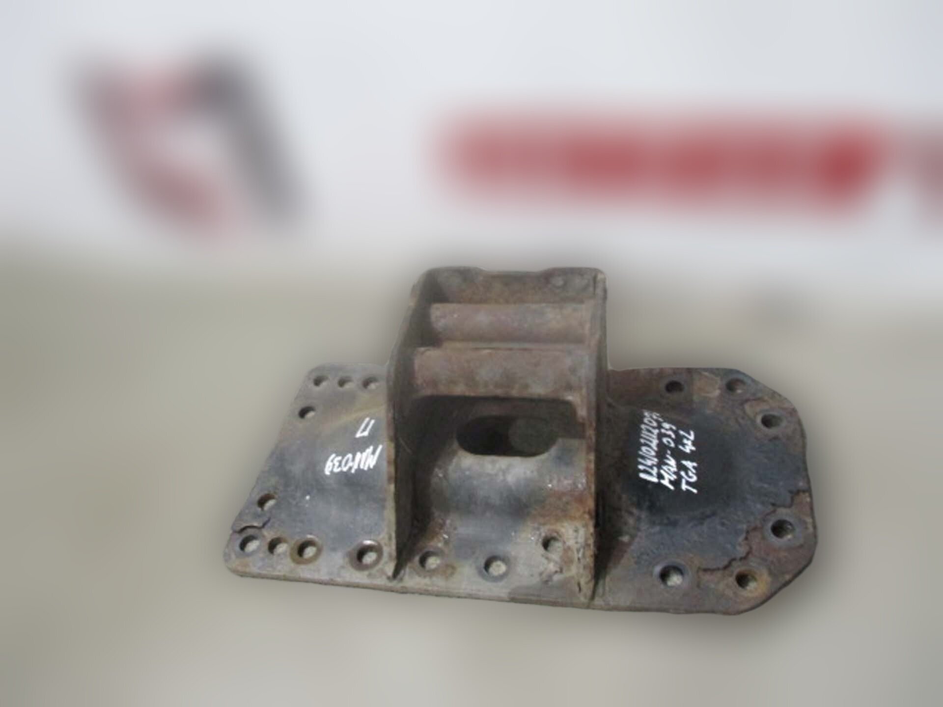 Кронштейн траверсы КПП справа MAN TGA, TGS, TGX