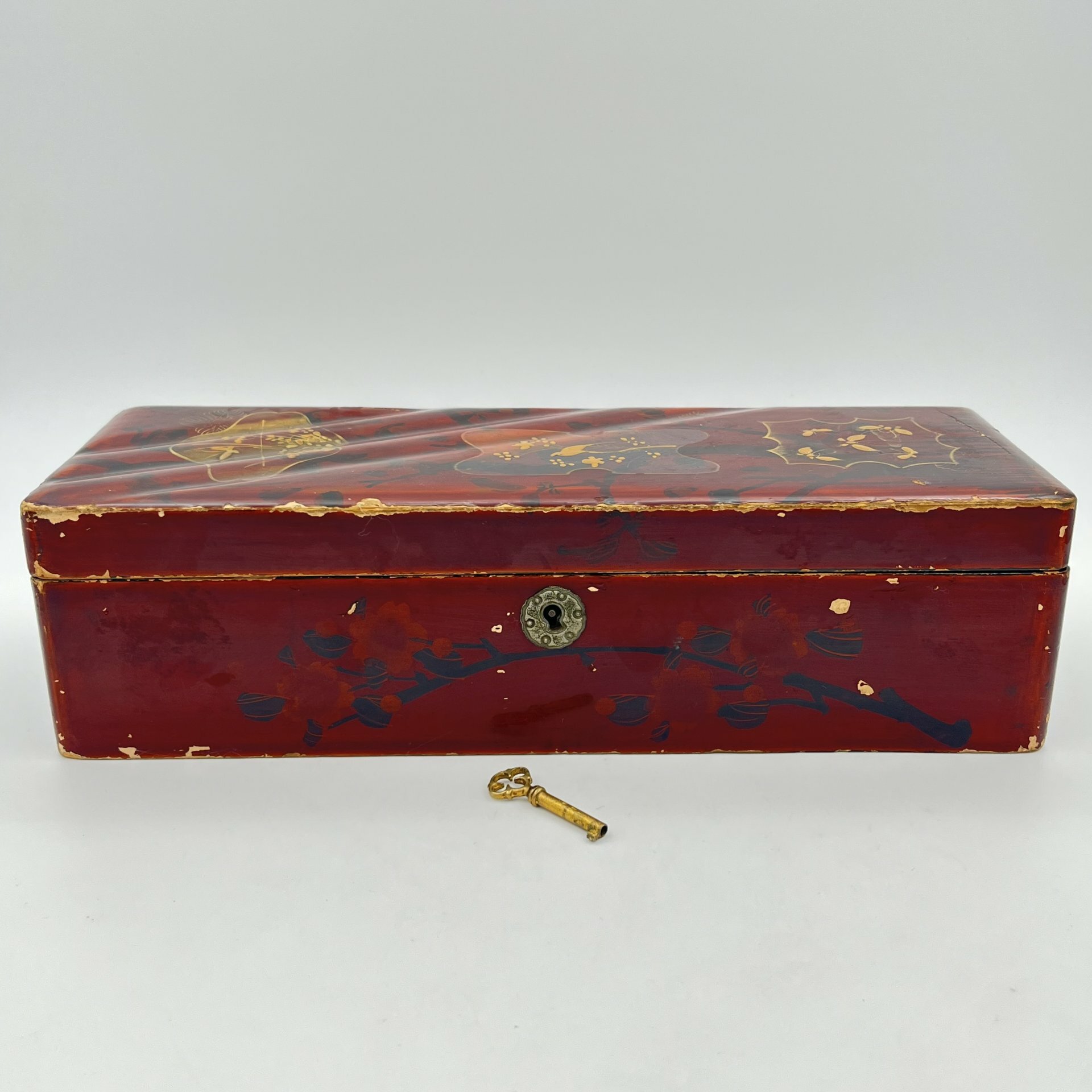 Шкатулка в восточном стиле, украшенная растительным декором, папье-маше