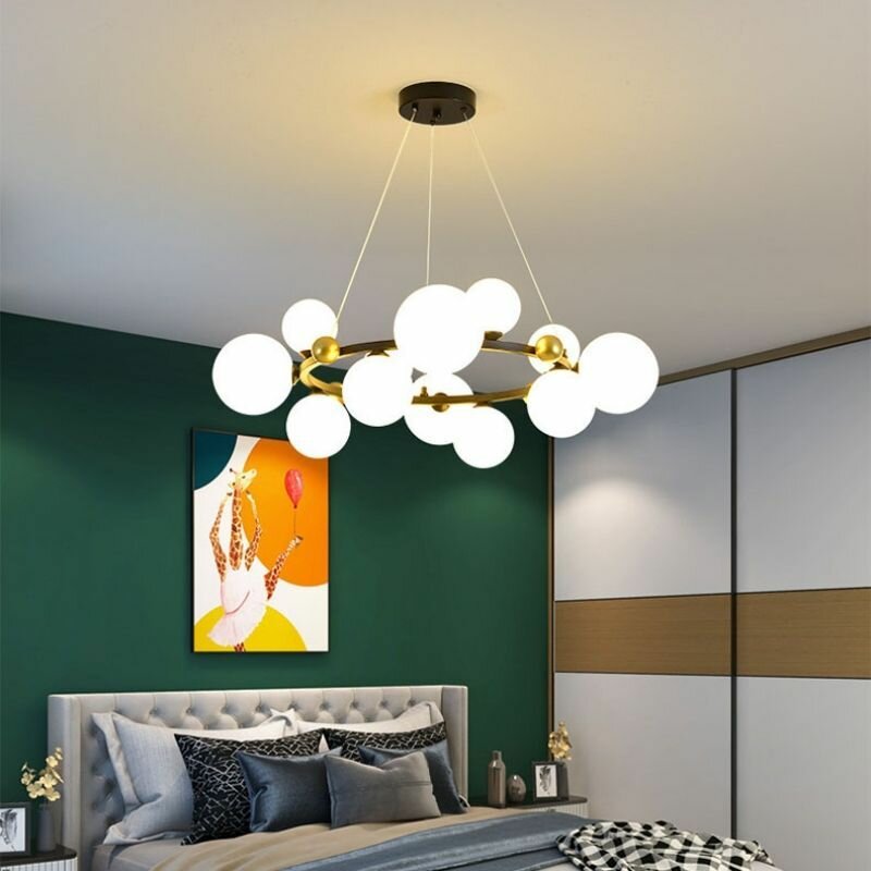 Современная, минималистичная и стильная люстра в виде шара с пузырьками золотого цвета с теплым светом