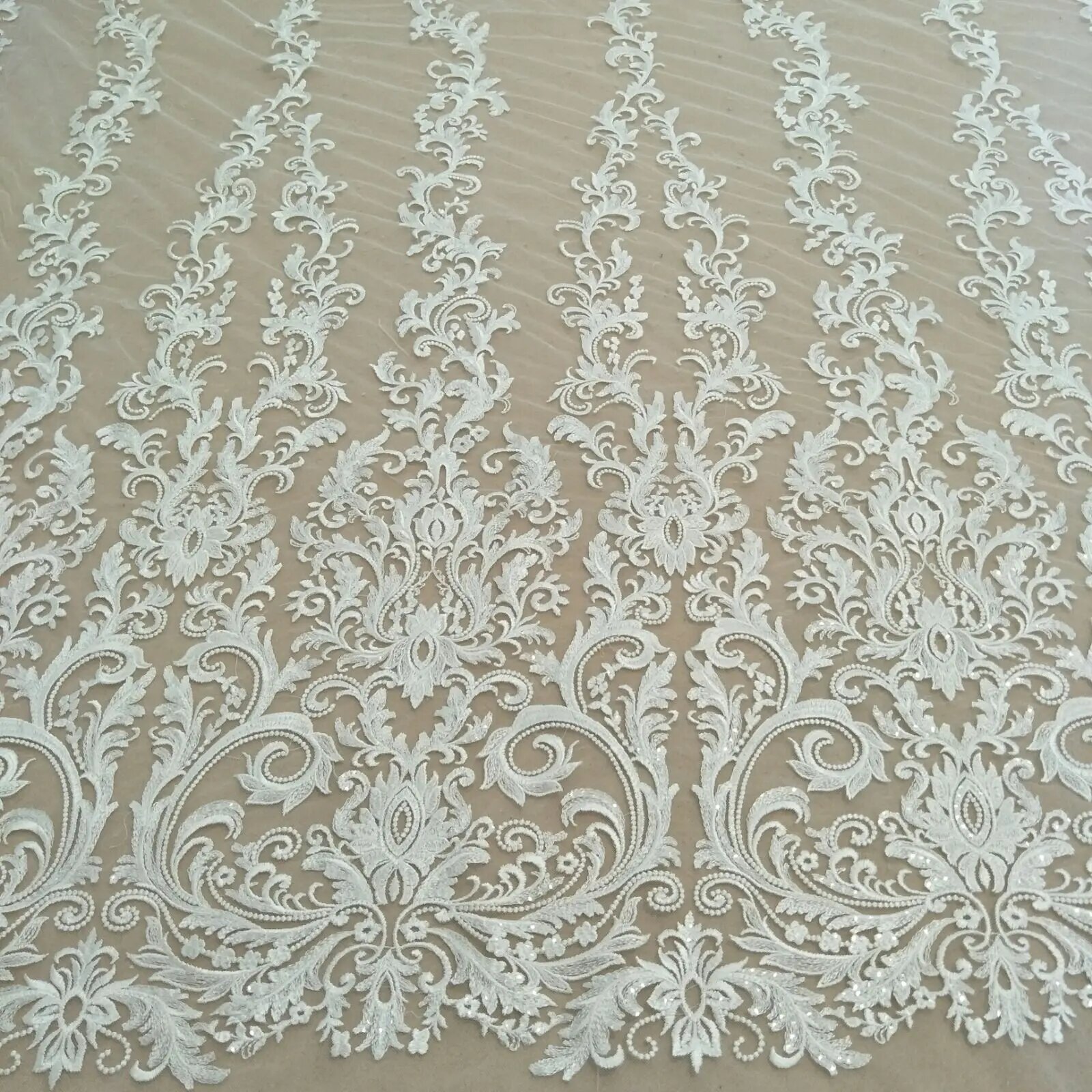 Кружевная вискозная ткань с пайетками 130см