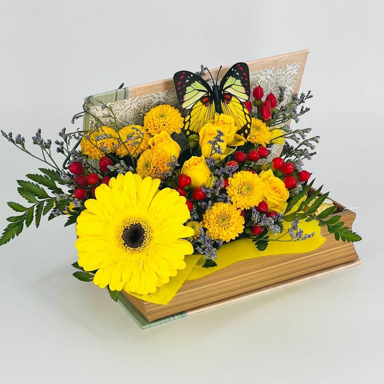 Красивый микс из цветов в коробке книжке с конфетами, подарок на 14 февраля и 8 марта, учителю на выпускной