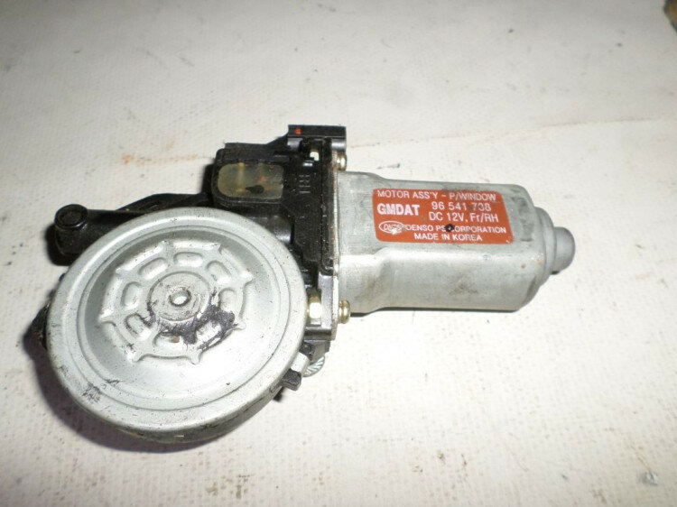 Мотор стеклоподъемника двери передней правой 96541738, 96879740 F-RH Шевроле Авео Т200