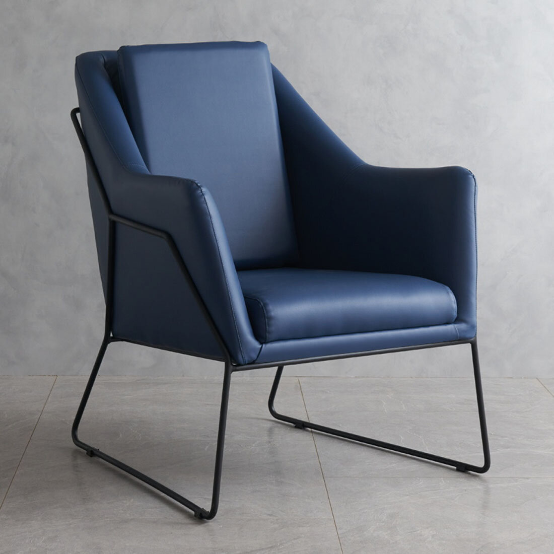 Кожаное кресло на металлических ножках Silla (темно-синий)