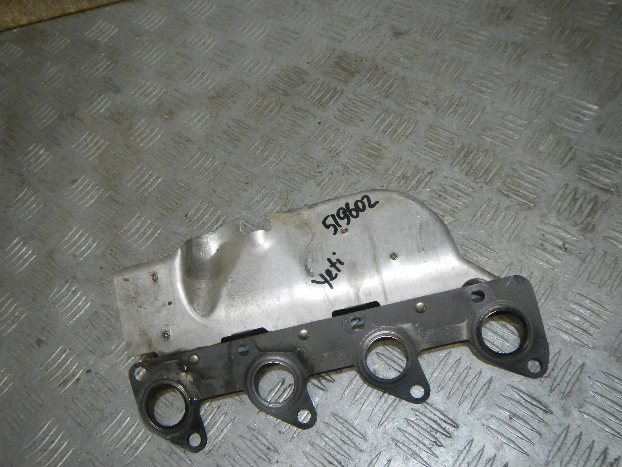 Б/У Экран тепловой, Skoda (Шкода)-YETI (09-) SKODA YETI (09-) выпускного коллектора, CBZ Без видимых повреждений. 519602 ...