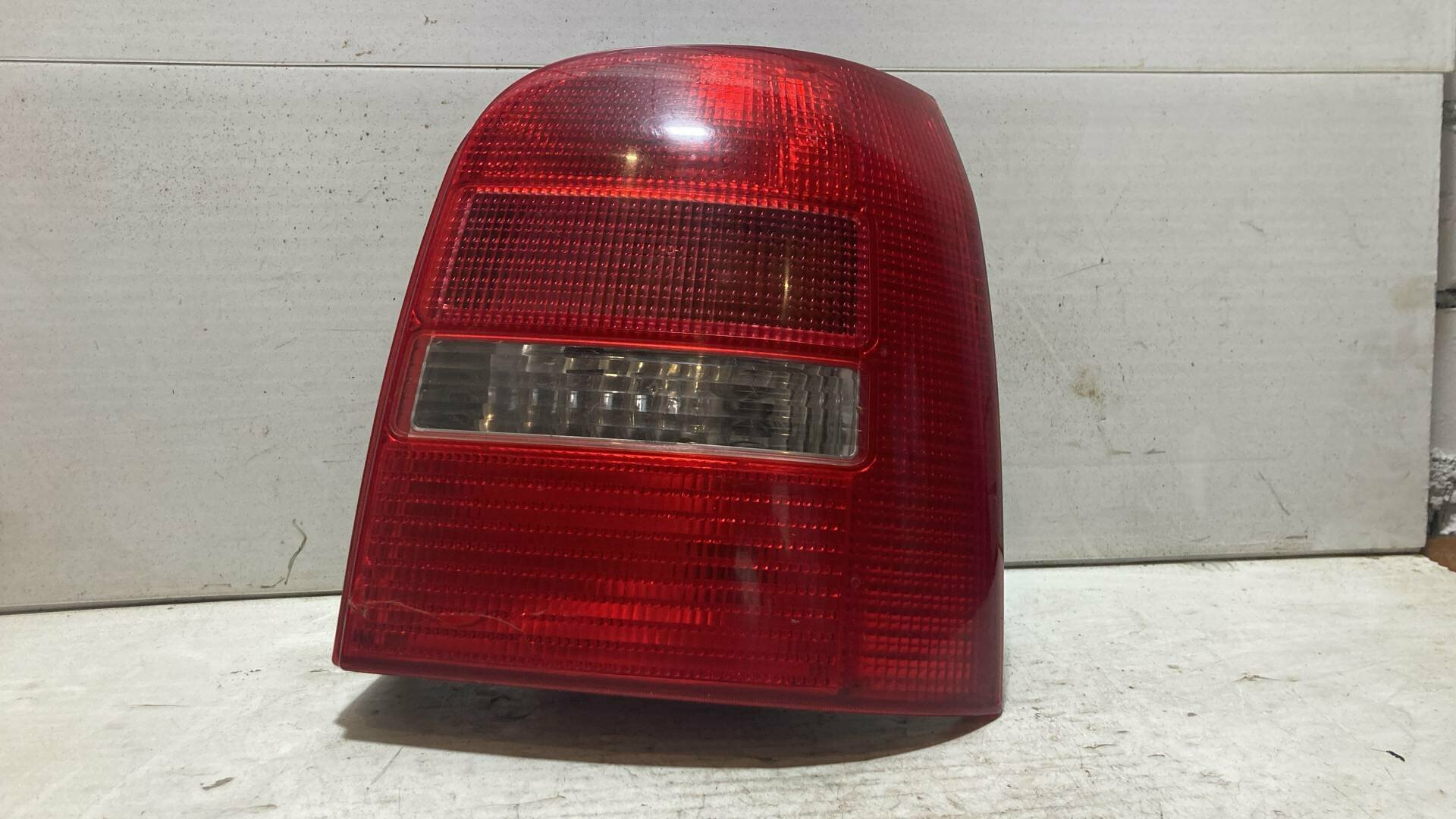 Фонарь задний правый Audi A4 B5 1998 8D9945096C