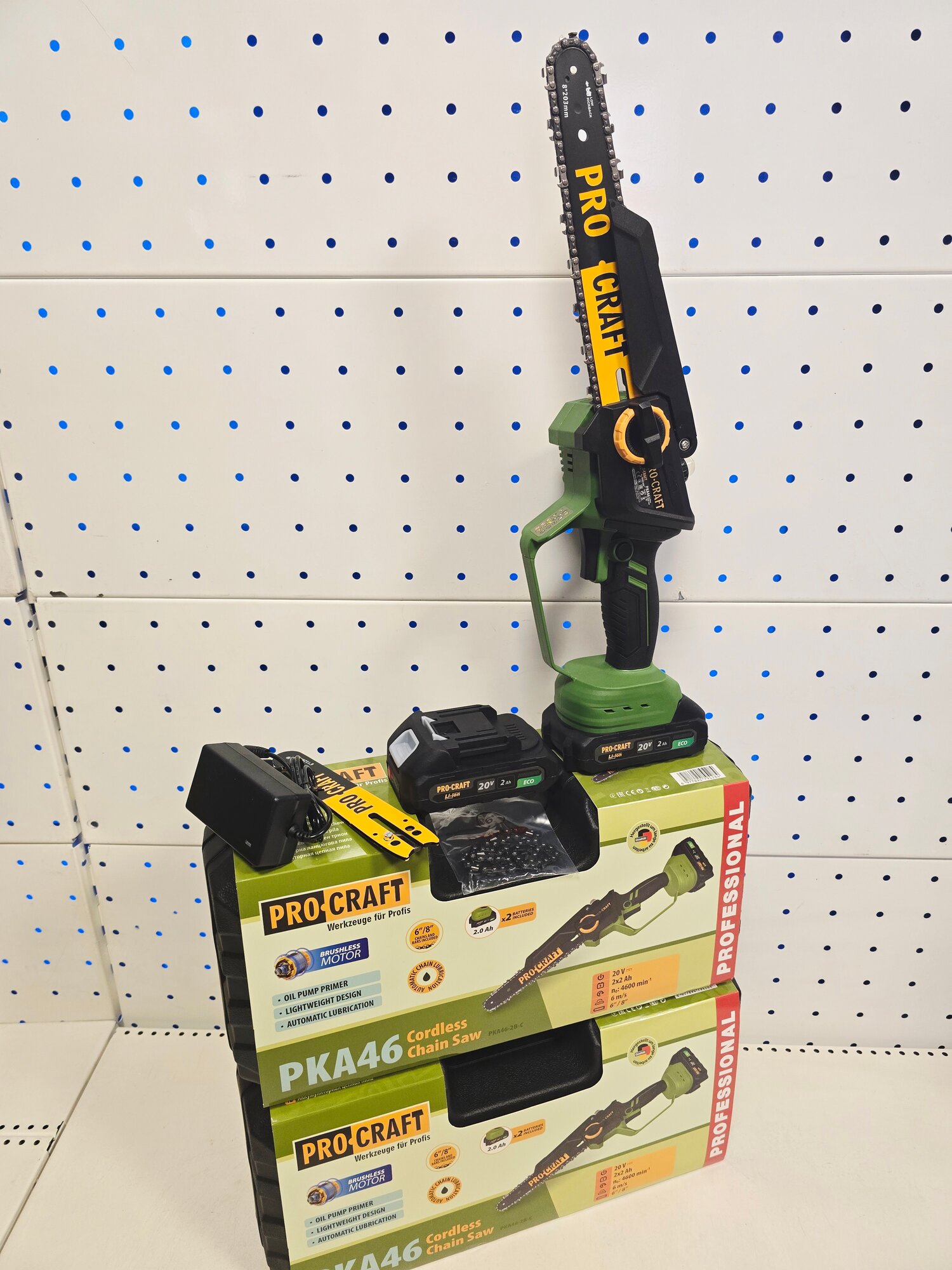 Аккумуляторная бесщеточная мини-цепная пила Procraft PKA46, 2 шины/2 цепи, 20 В, 2 Ач, бесключевая натяжка цепи