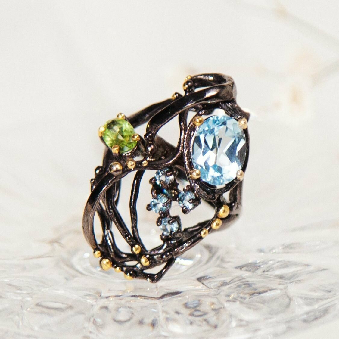 Кольцо помолвочное, серебро, 925 проба, золочение, чернение, перидот