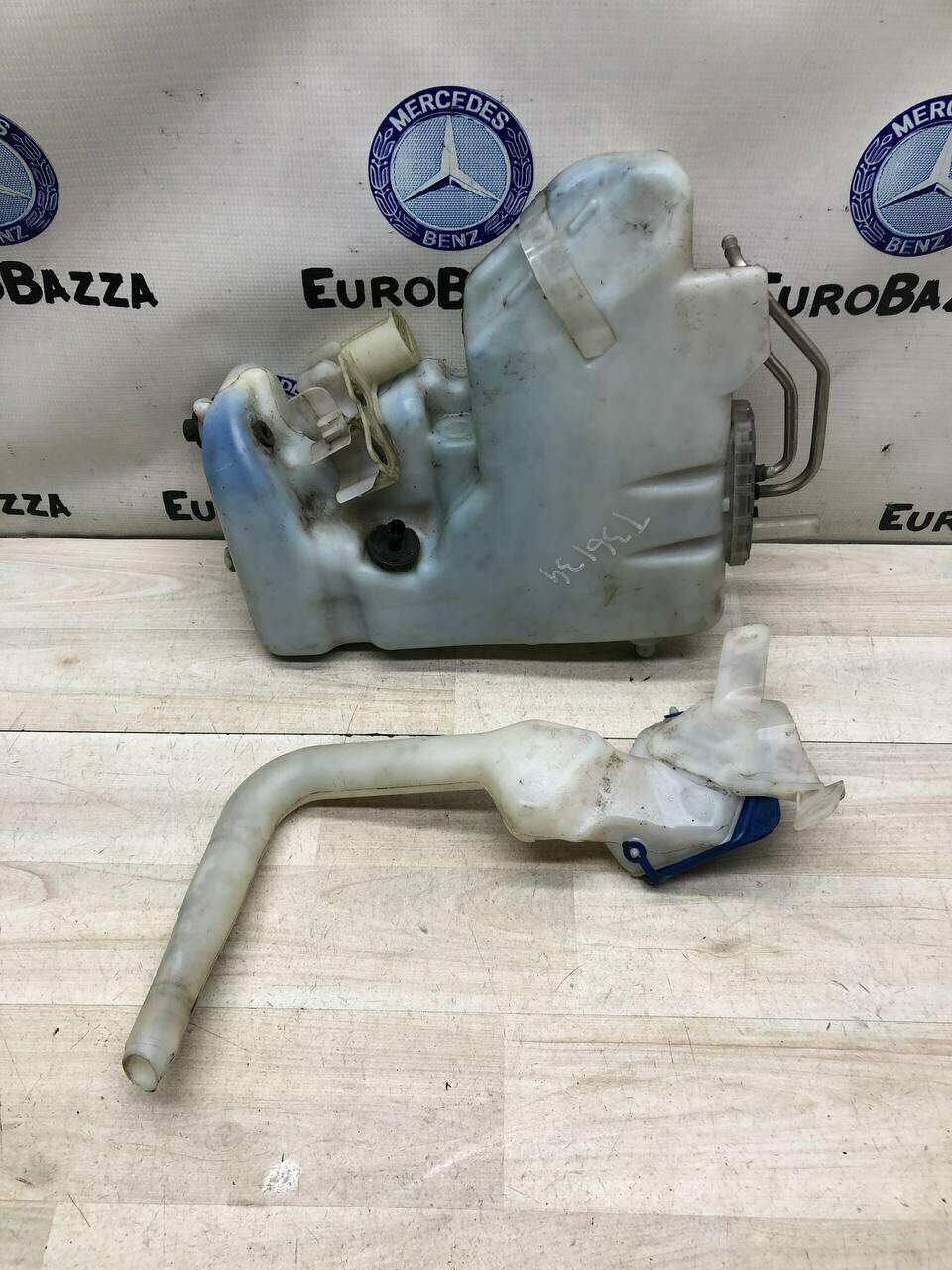 Бачок стеклоомывателя с обогревом Mercedes W211 A2118600460