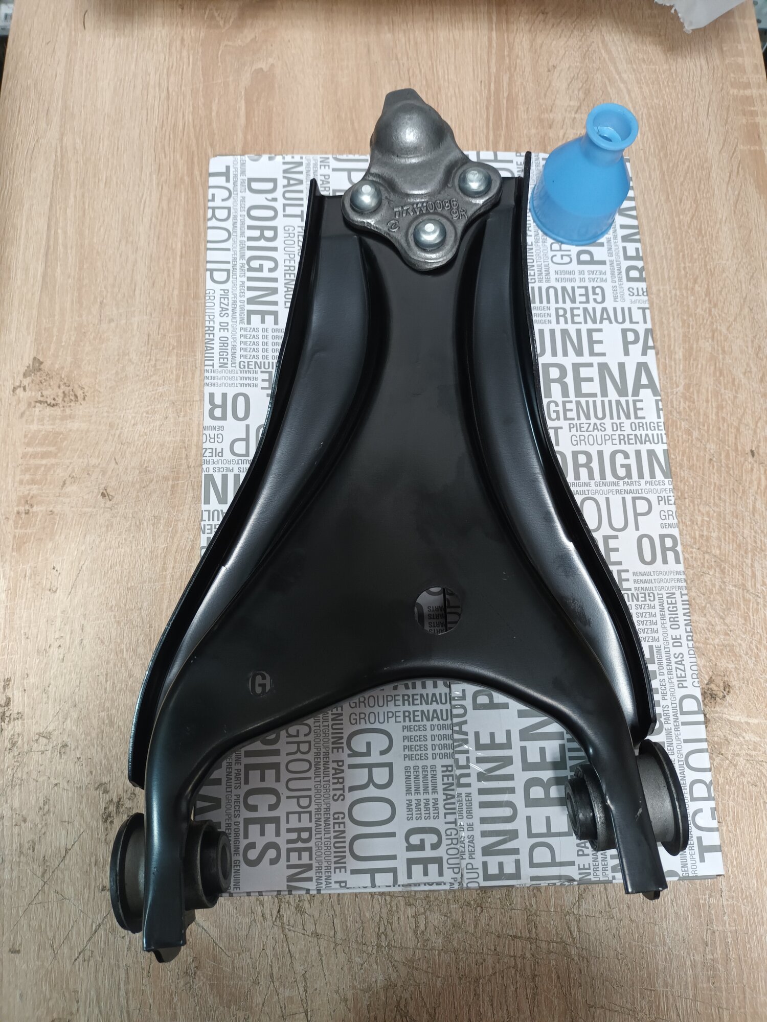 Передний рычаг правый Рено Дастер с 2010 по 2017 Оригинал