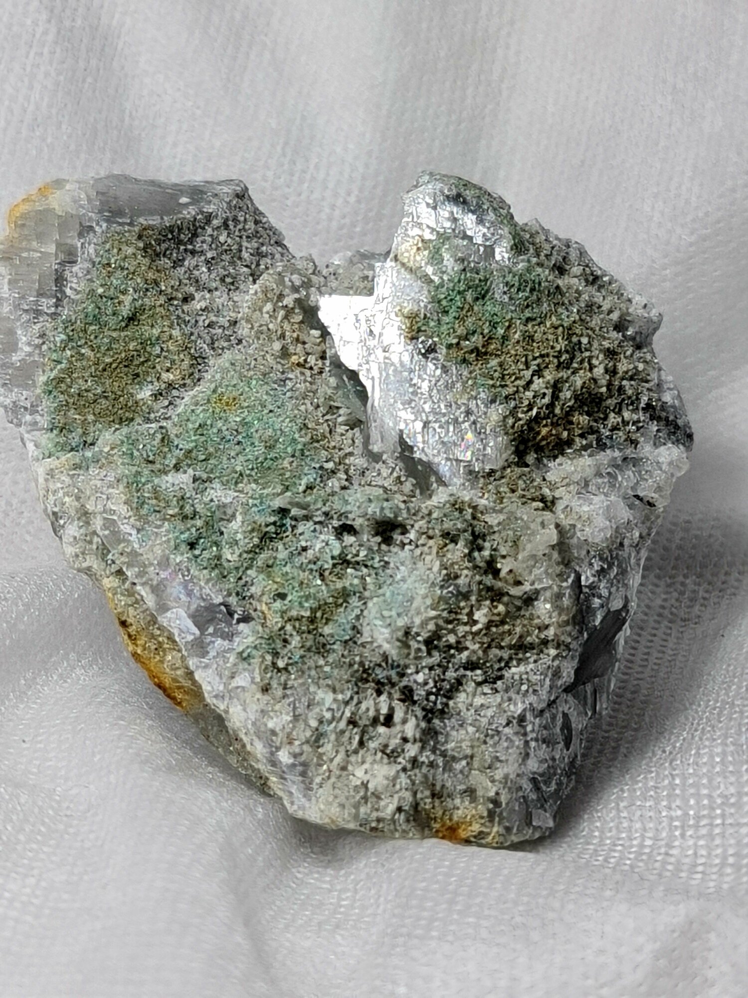 Кальцит с брошантитом, сросток кристаллов