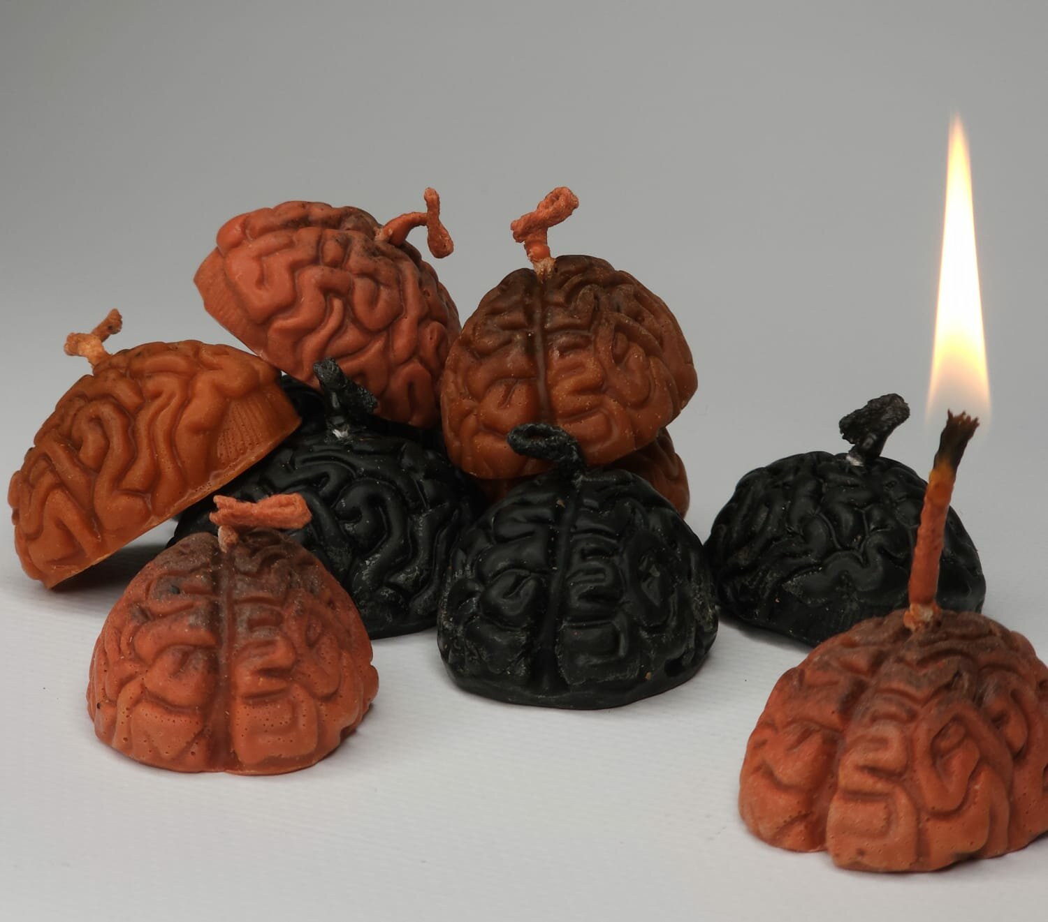 Свеча восковая декоративная "мозги" оранжевая