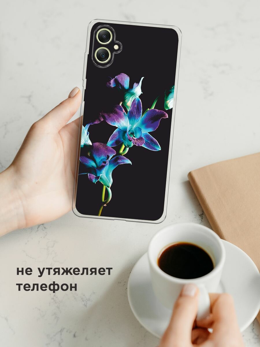 Чехол на Samsung Galaxy A06 / Самсунг Галакси А06 с принтом "Синий цветок на черном" — фото 1
