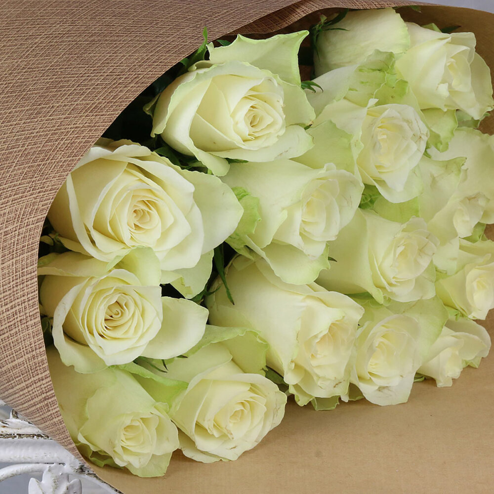 Букет живых цветов из 15 белых роз 40см. в крафте от Букет Маркет