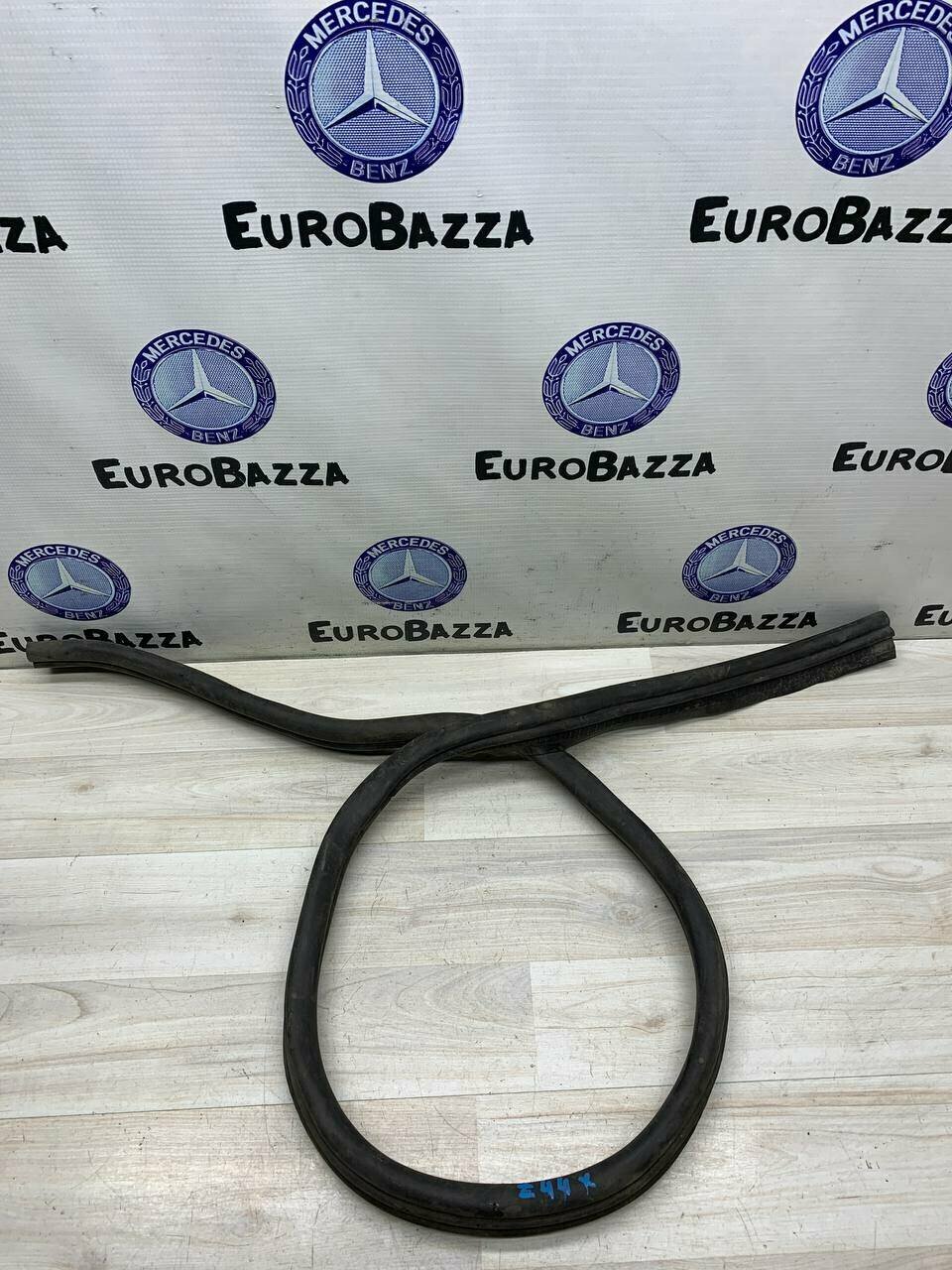 Резиновый уплотнитель капота Mercedes W210 A2106280098