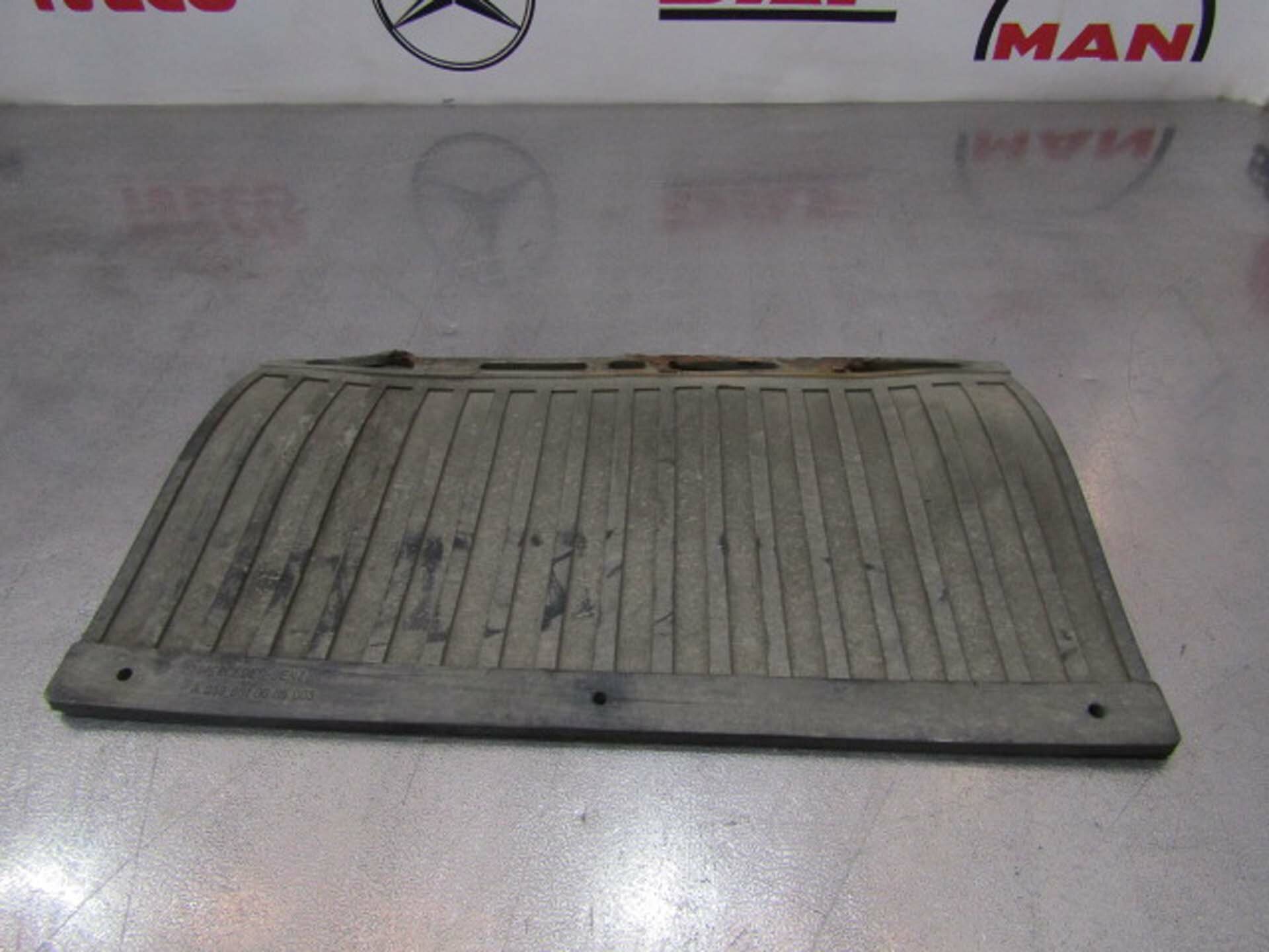 Брызговик переднего крыла Mercedes Axor