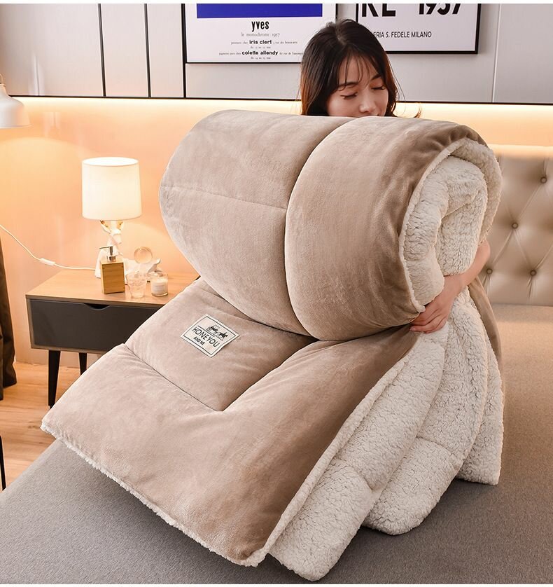 Всесезонное, Удобное, толстое и теплое зимнее одеяло размером 220х240 см.